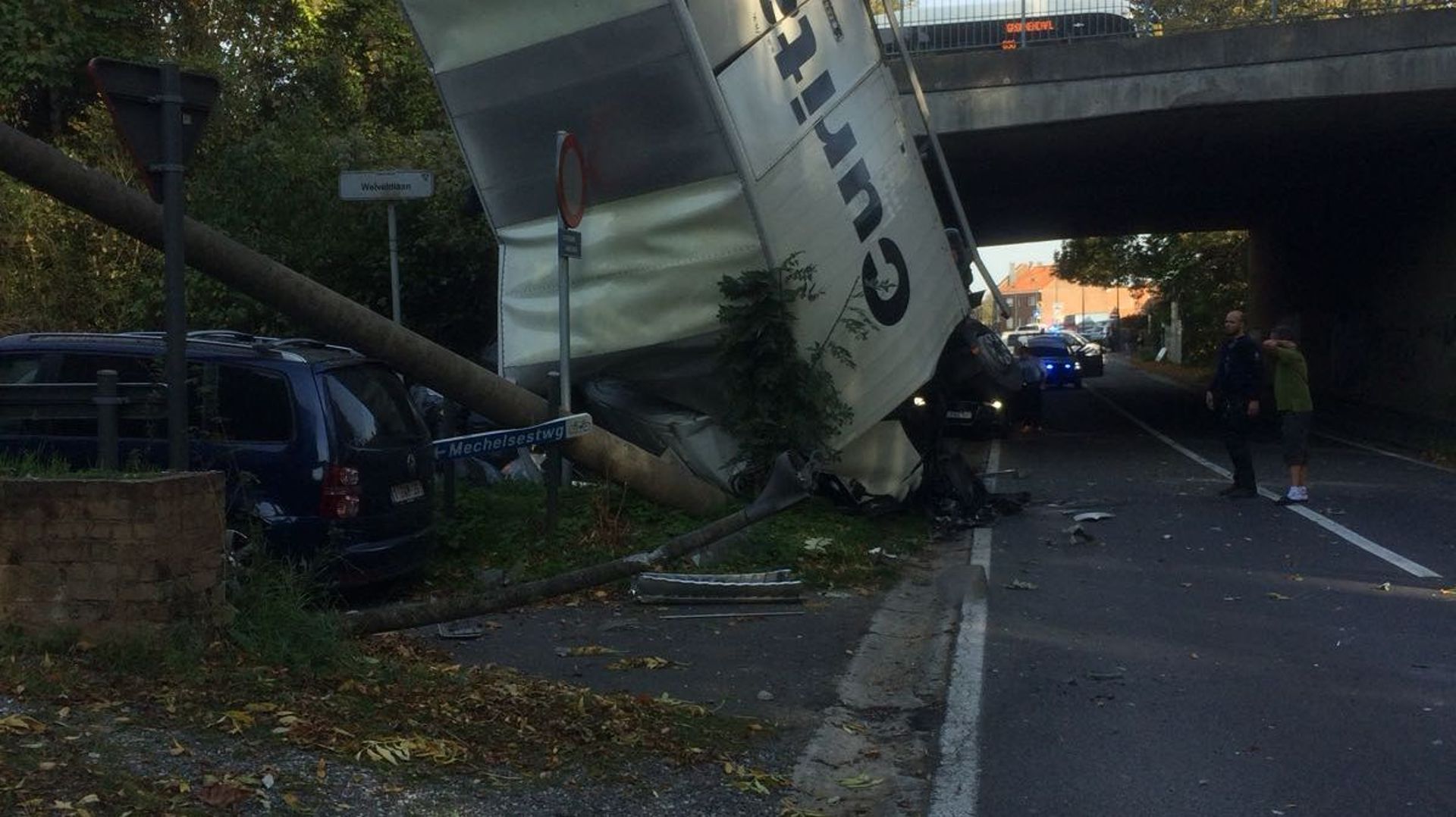 Sterrebeek: un accident de camion impressionnant sur l'E40 vers Bruxelles - rtbf.be