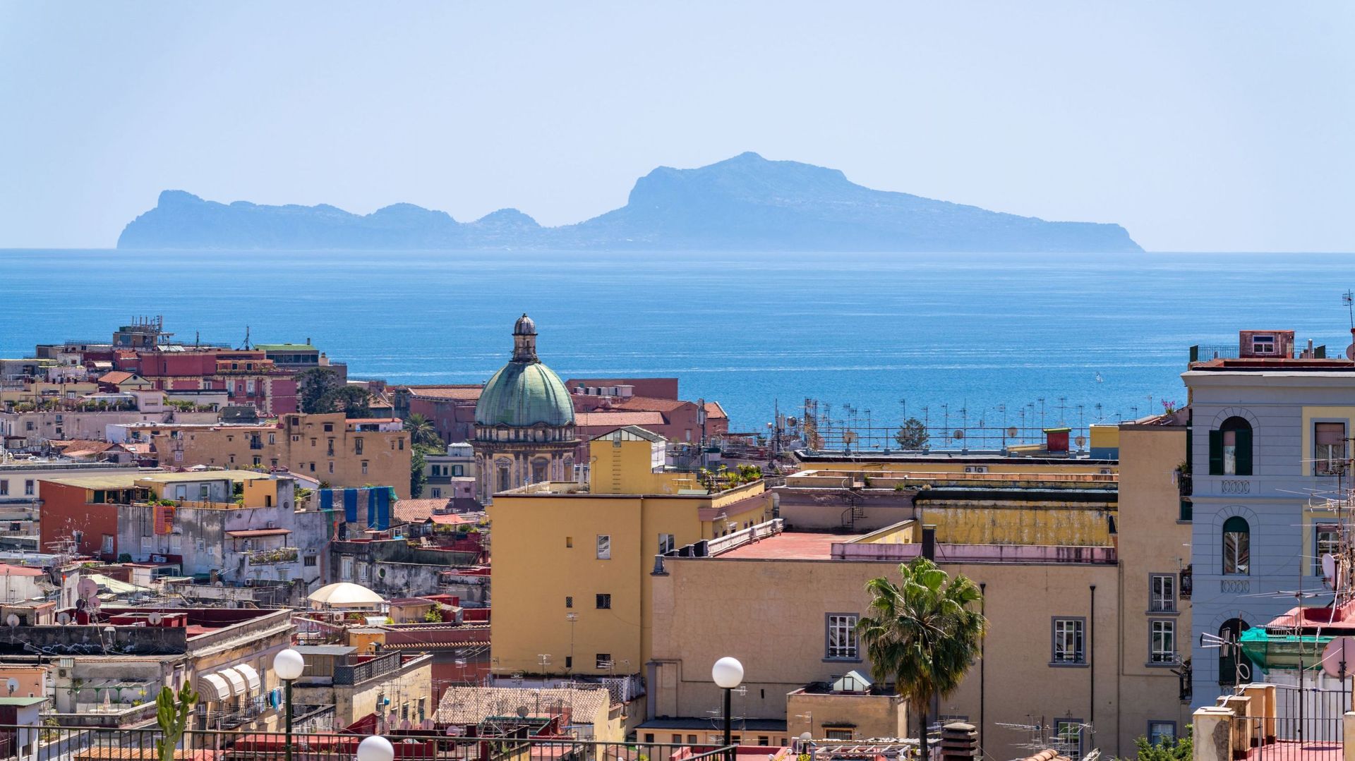 'Capri, c'est fini': l'île temporairement interdite aux touristes en ...