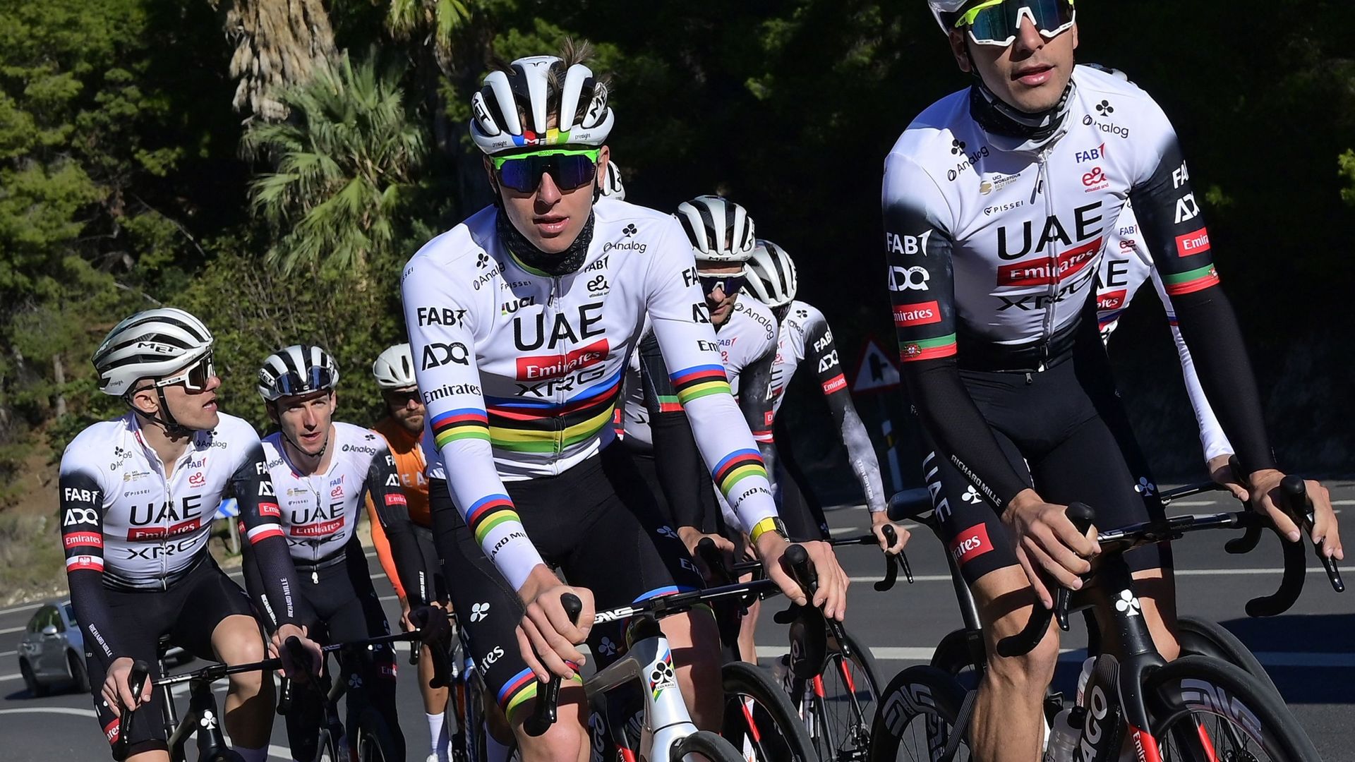 Tadej Pogacar, en reconnaissance sur la Trouée d’Arenberg, prend ses marques pour Paris-Roubaix ...