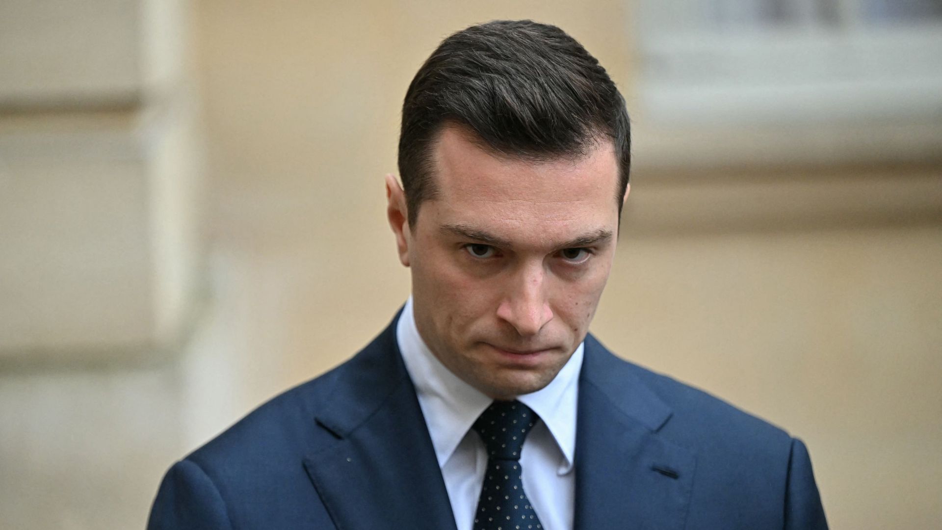 Emprise sectaire, gourou, attaques en meute : le portrait de Jean-Luc ...