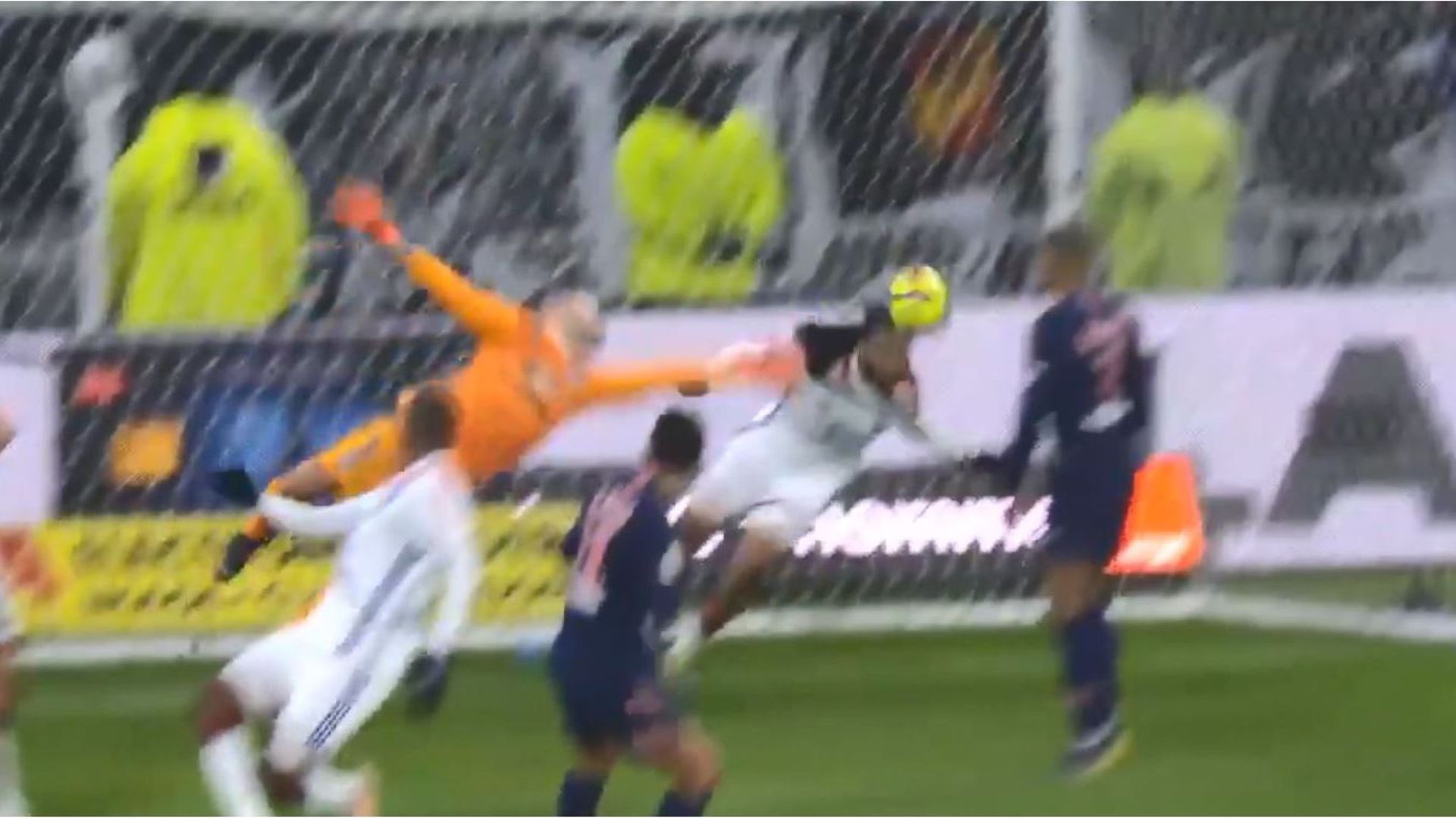 L'incroyable sauvetage de Jason Denayer face à Paris - RTBF Actus