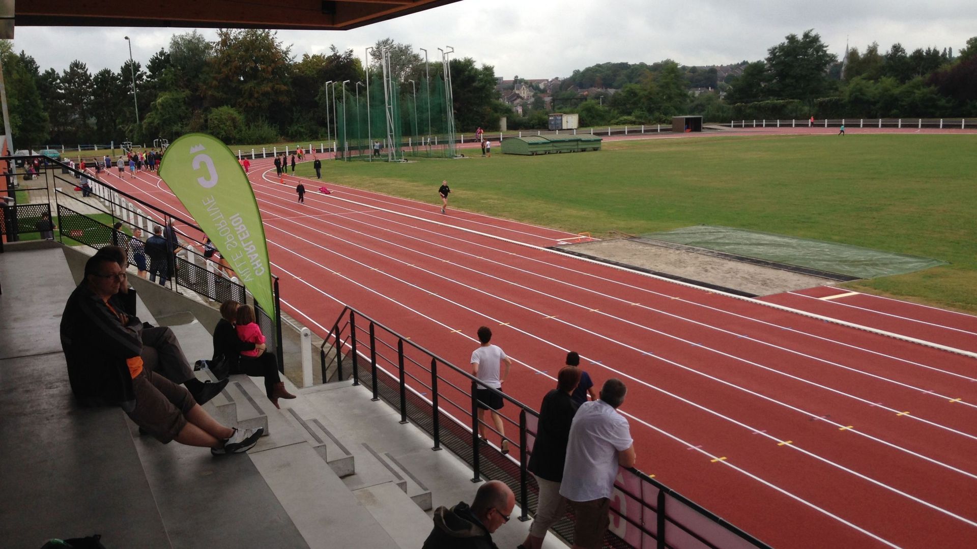Un nouveau stade Jonet pour les sportifs carolos - RTBF Actus