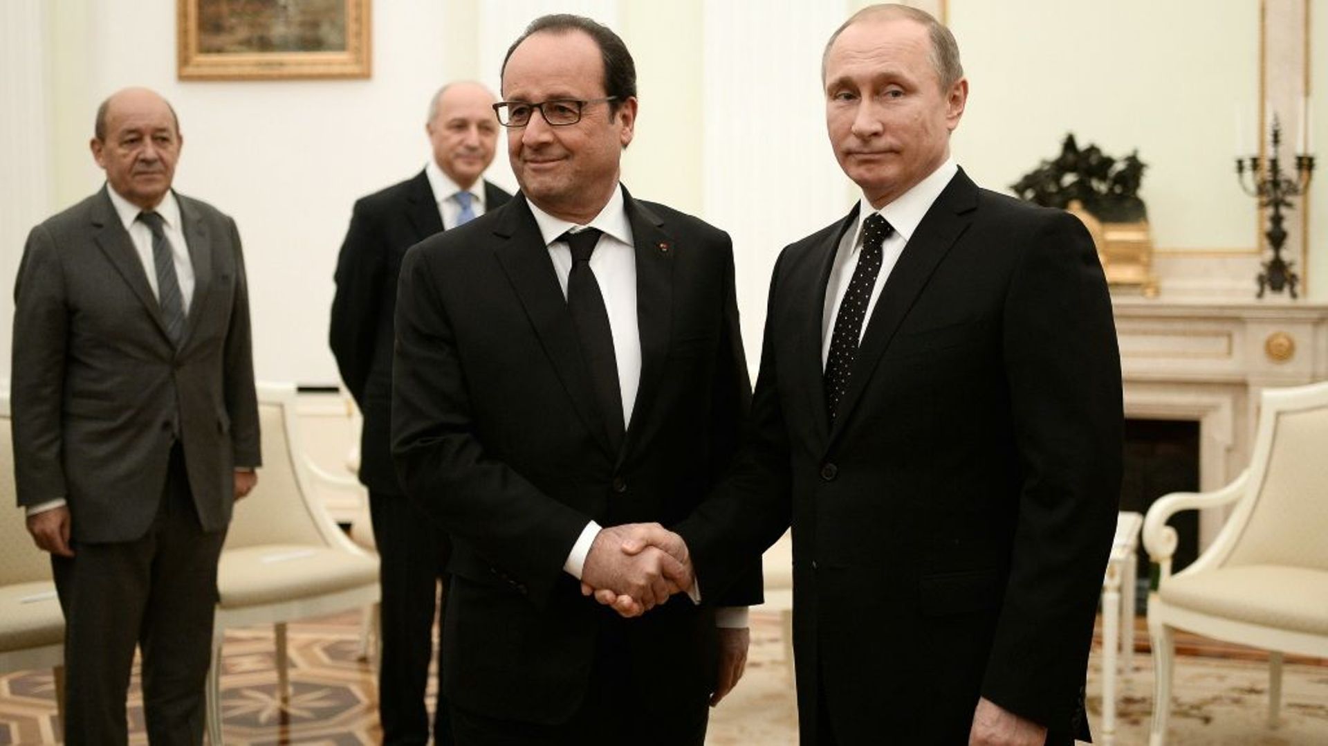 Visite reportée de Poutine en France: la presse tance François Hollande ...