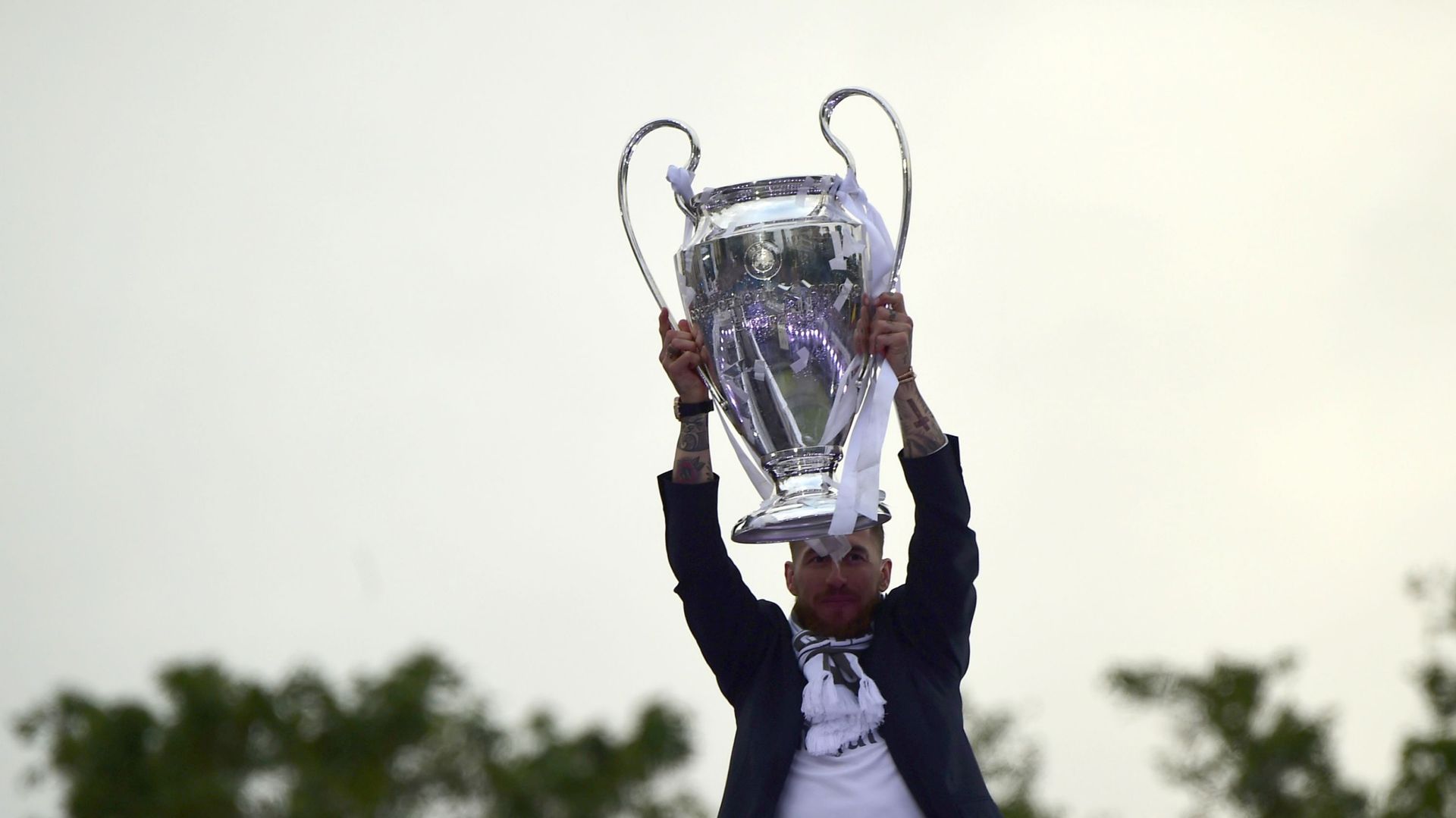 Sergio Ramos a failli perdre la tête en fêtant le titre - RTBF Actus