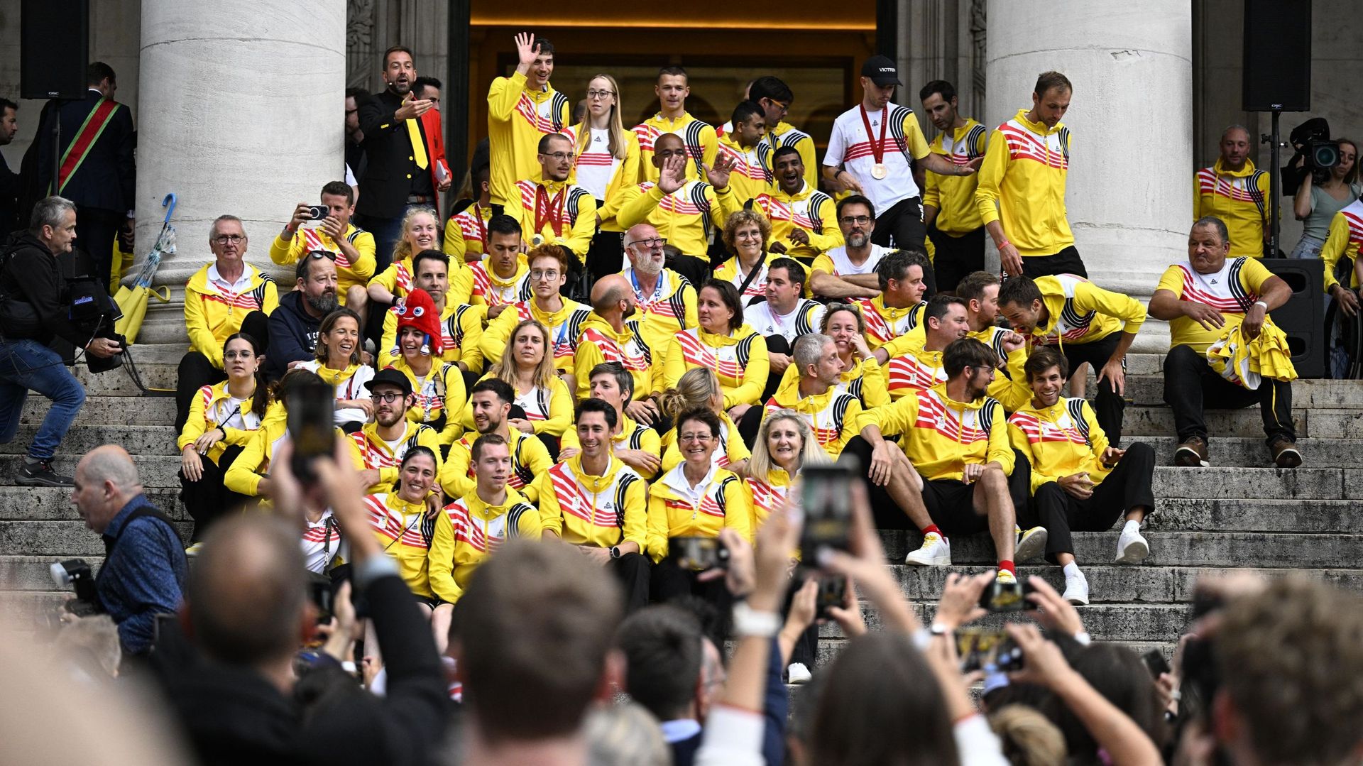 JP Paris 2024 : les athlètes paralympiques ovationnés sur la Place de ...