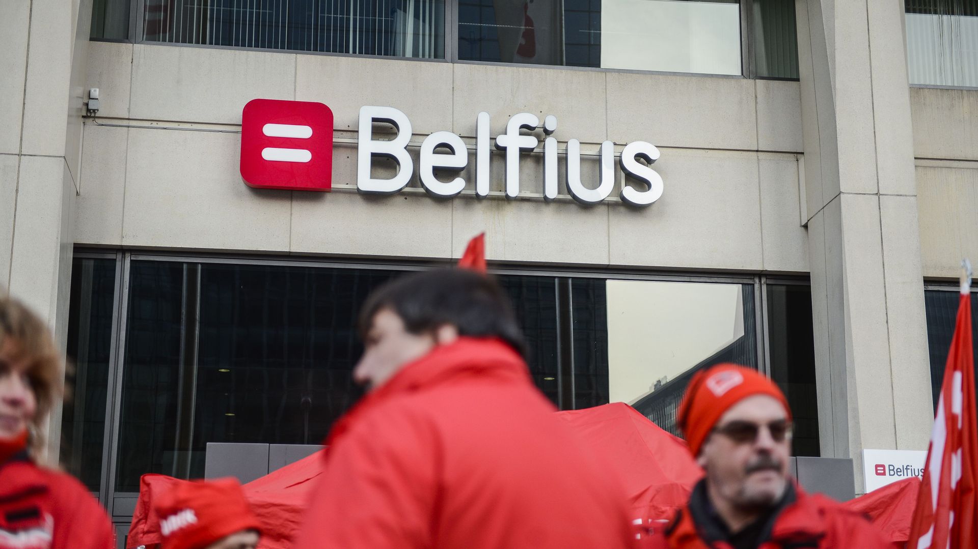 Action de la CGSLB et du SETCa devant les sièges régionaux de Belfius ...