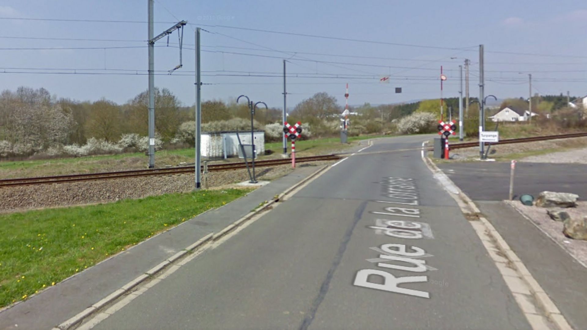 Une conductrice âgée franchit le passage à niveau et meurt dans la collision avec un train ...