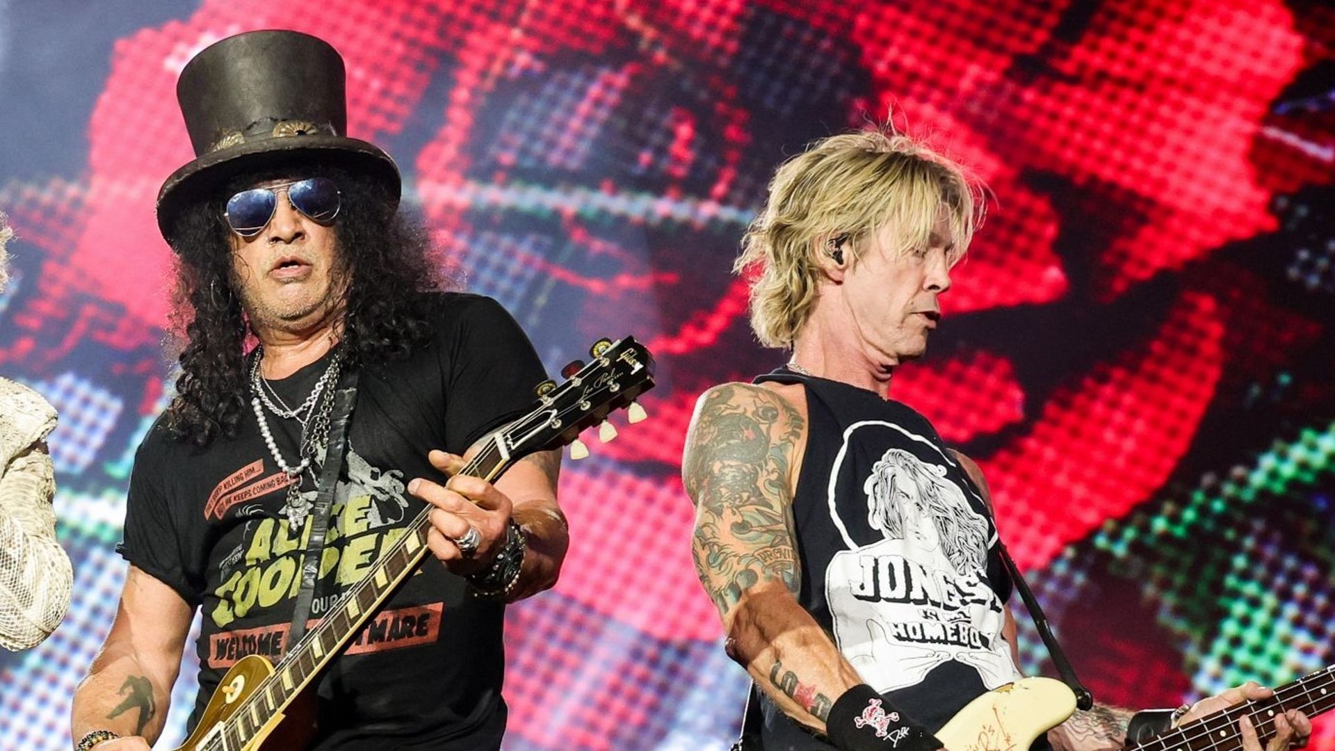 Guns N' Roses publie une vidéo compilation des nombreuses chutes d’Axl ...