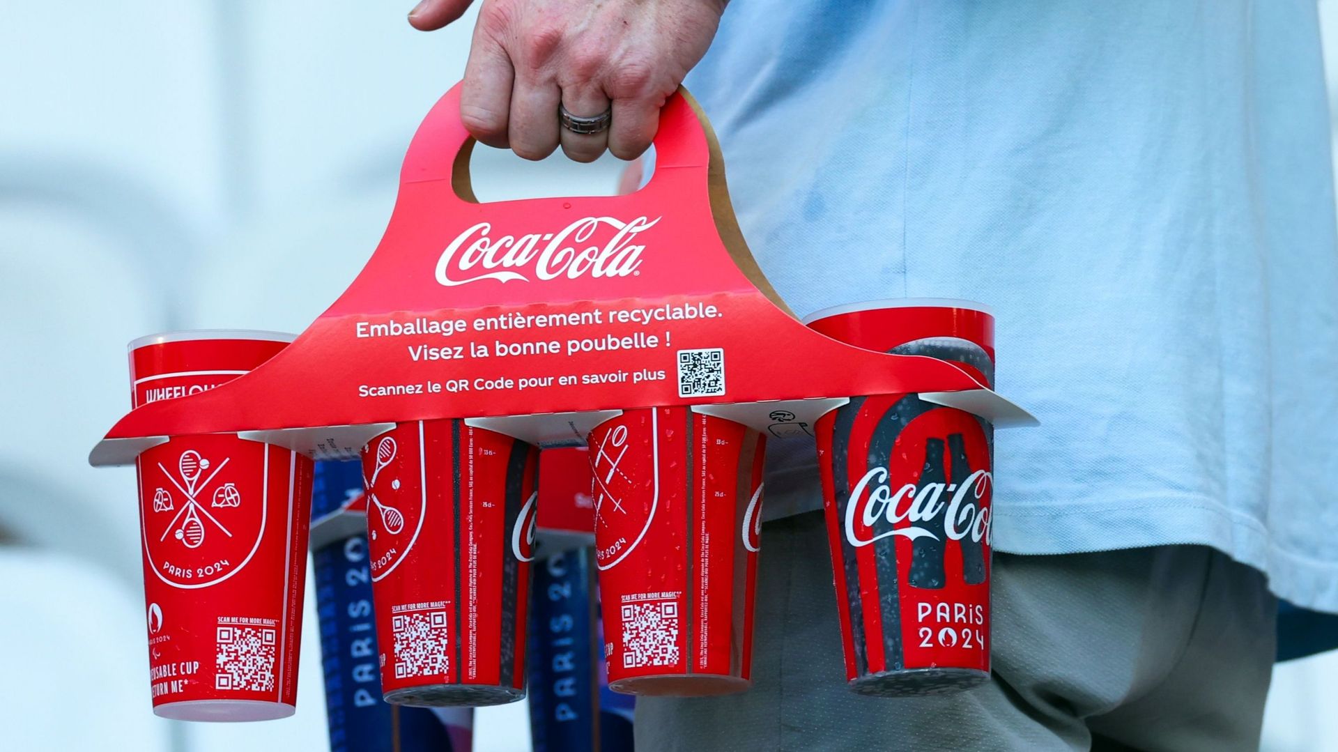 Des verres en plastique… remplis par des bouteilles en plastique : aux ...