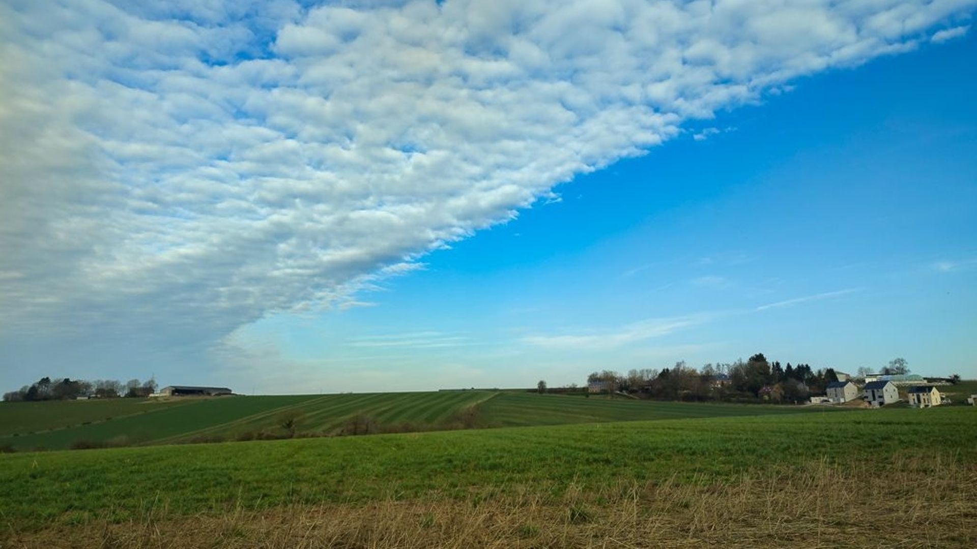 Météo en Belgique : éclaircies et vent frais ce mardi - RTBF Actus