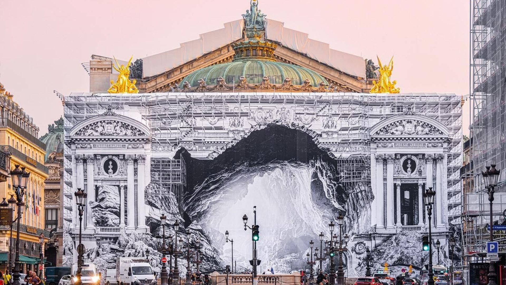 La façade du Palais Garnier s’habille d’une fresque monumentale de l ...