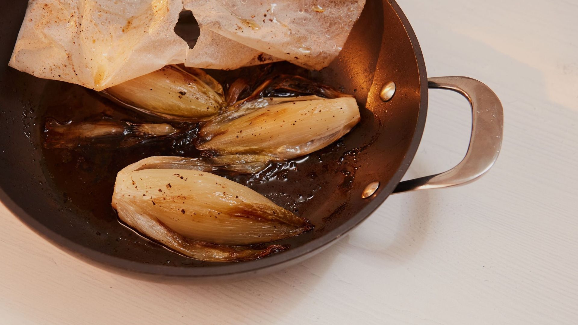 Un incontournable de la cuisine belge : le chicon au gratin de Carlo ...