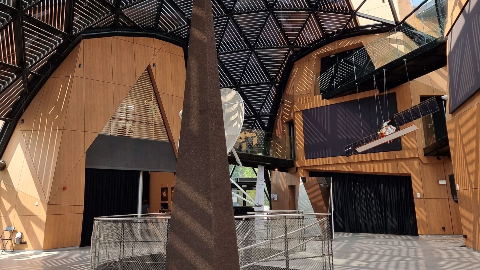 Les Ambassadeurs ont visité l’expo Stellar Scape au Pavillon de Namur - RTBF Actus