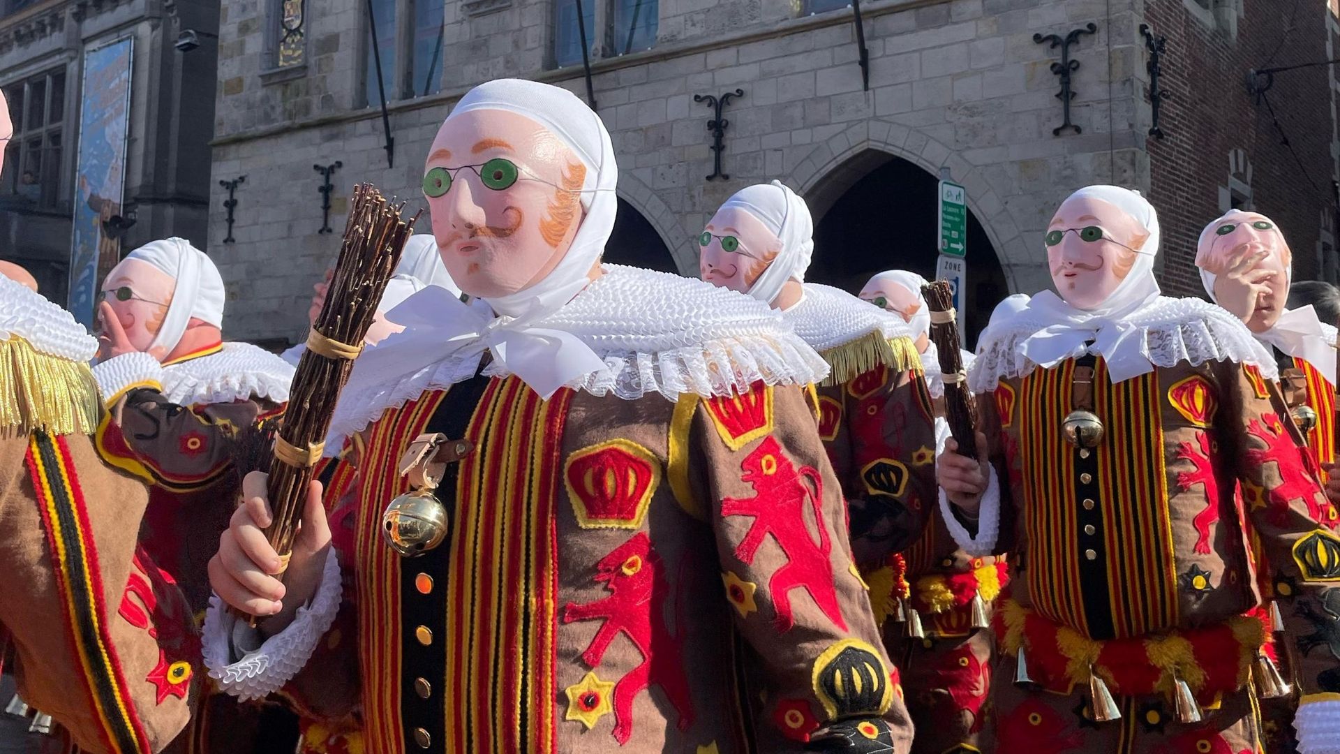 Carnaval de Binche : les Gilles ont sorti leurs chapeaux de plumes sous ...
