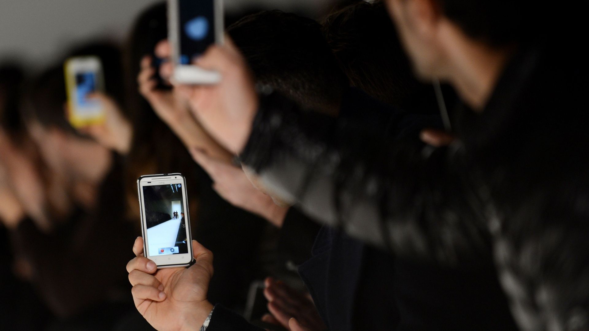 Interdiction de GSM pour les enfants: le secteur contrattaque