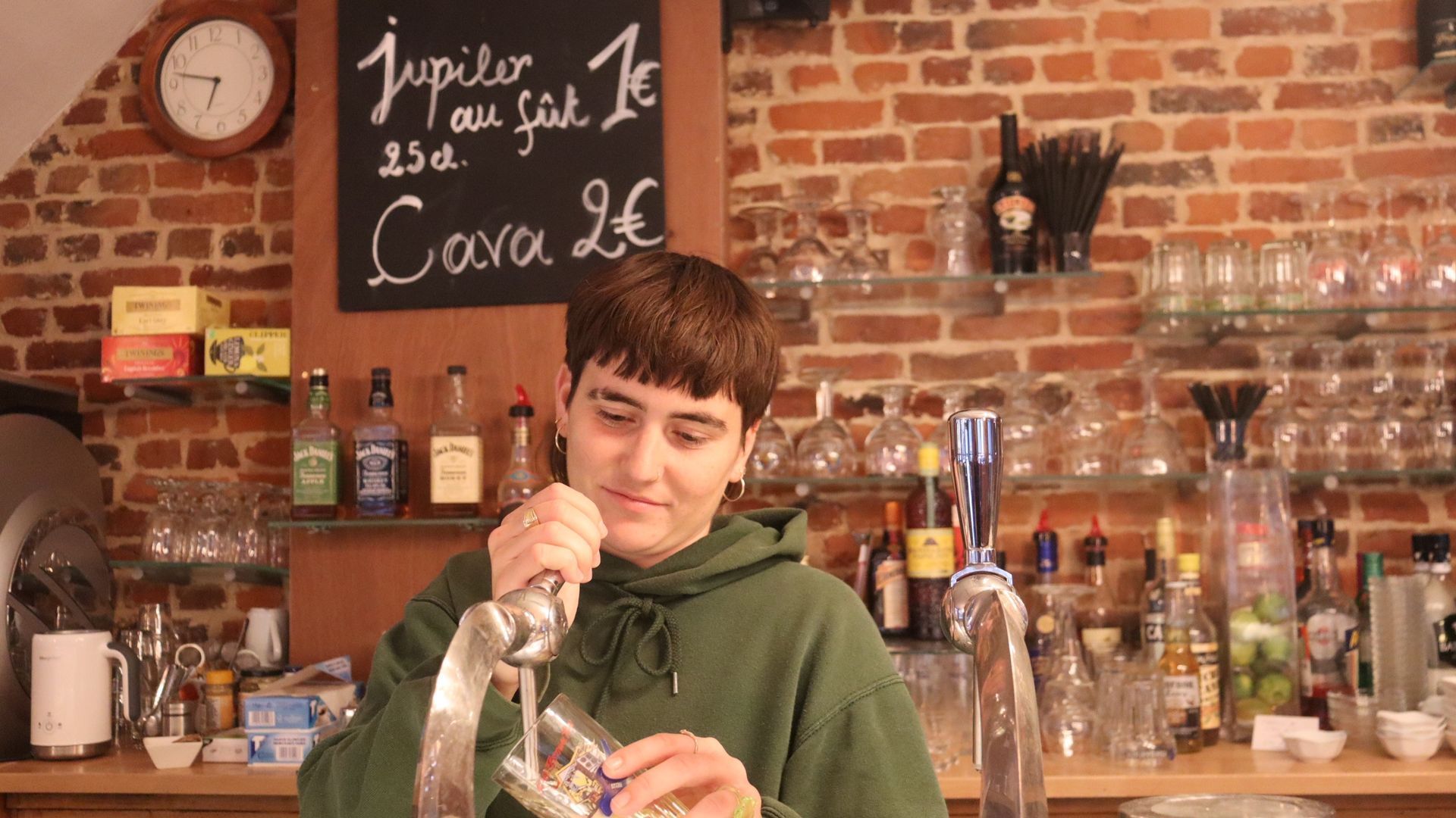 Le Consul, un bar de quartier au secret bien gardé - RTBF Actus