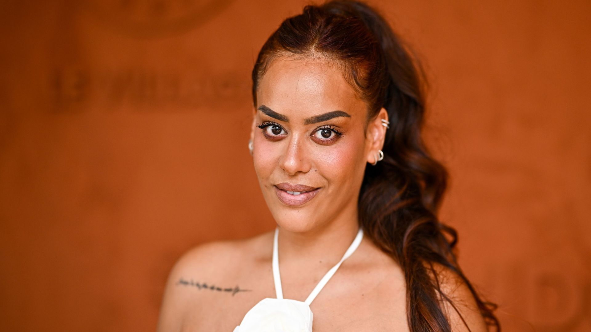 Amel Bent bouleverse ses fans avec 'Triste', son dernier single - RTBF Actus