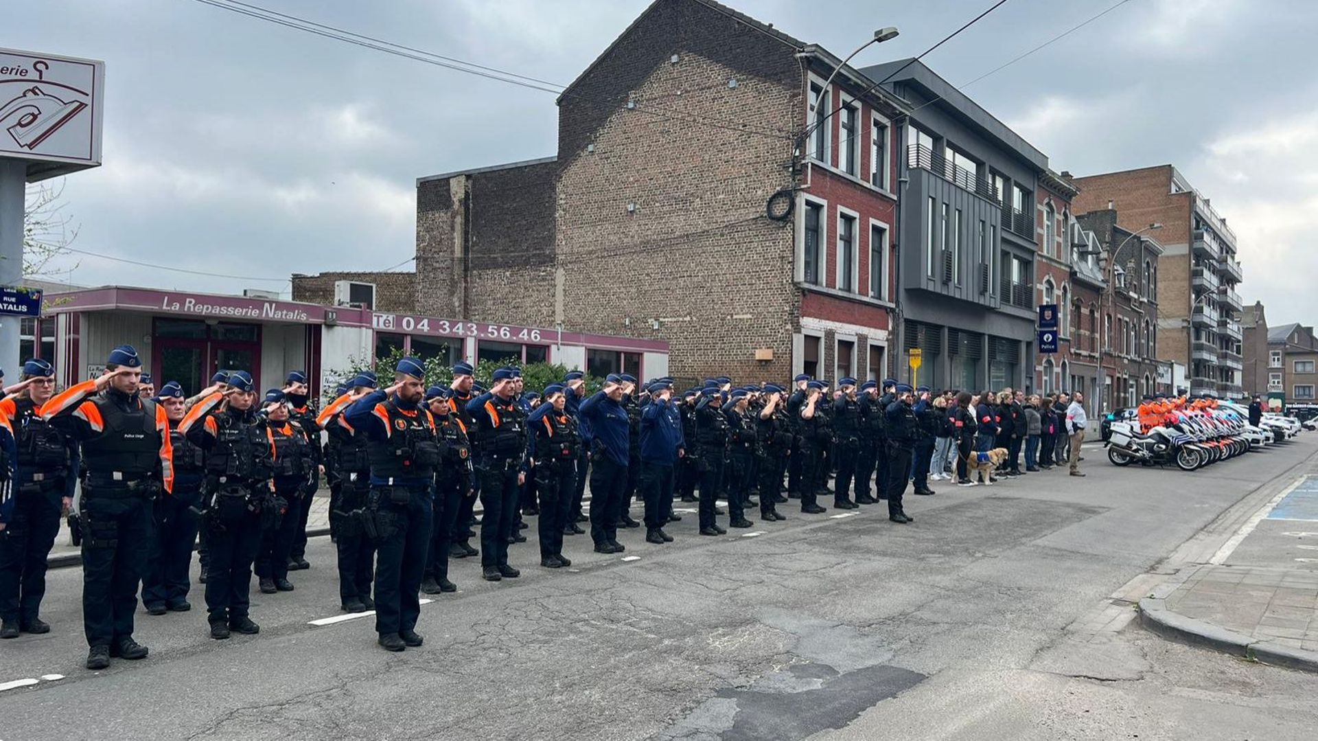 Tous les policiers du pays debout et en silence, pour rendre hommage à ...
