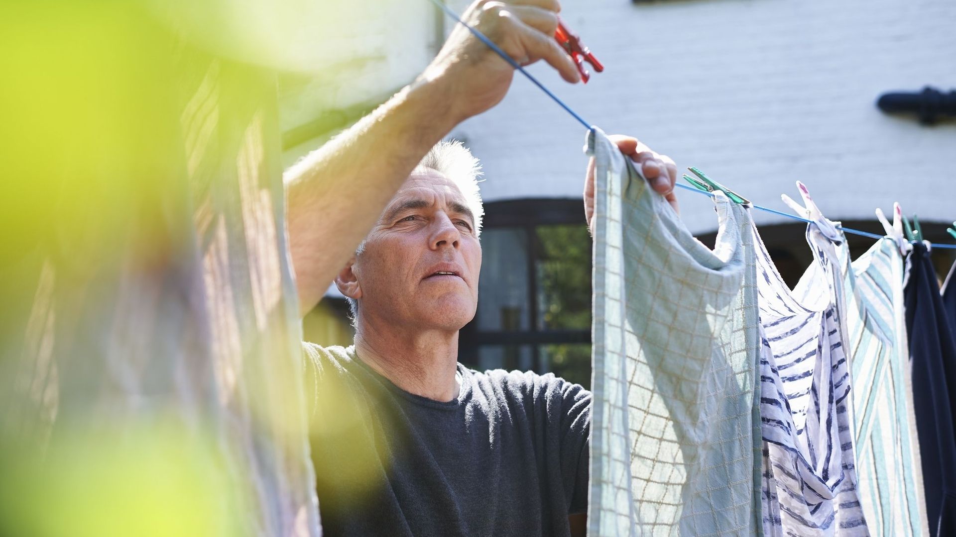 Etendre le linge, une activité plus efficace que le yoga pour se ...