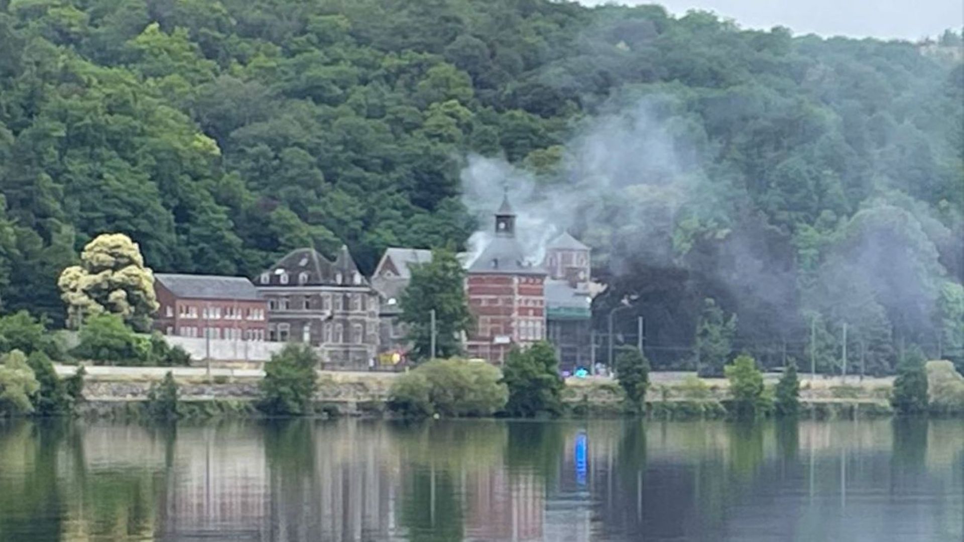 Un élève reconnaît avoir mis le feu à l’école de l’Abbaye de Flône le 28 juin dernier - RTBF Actus