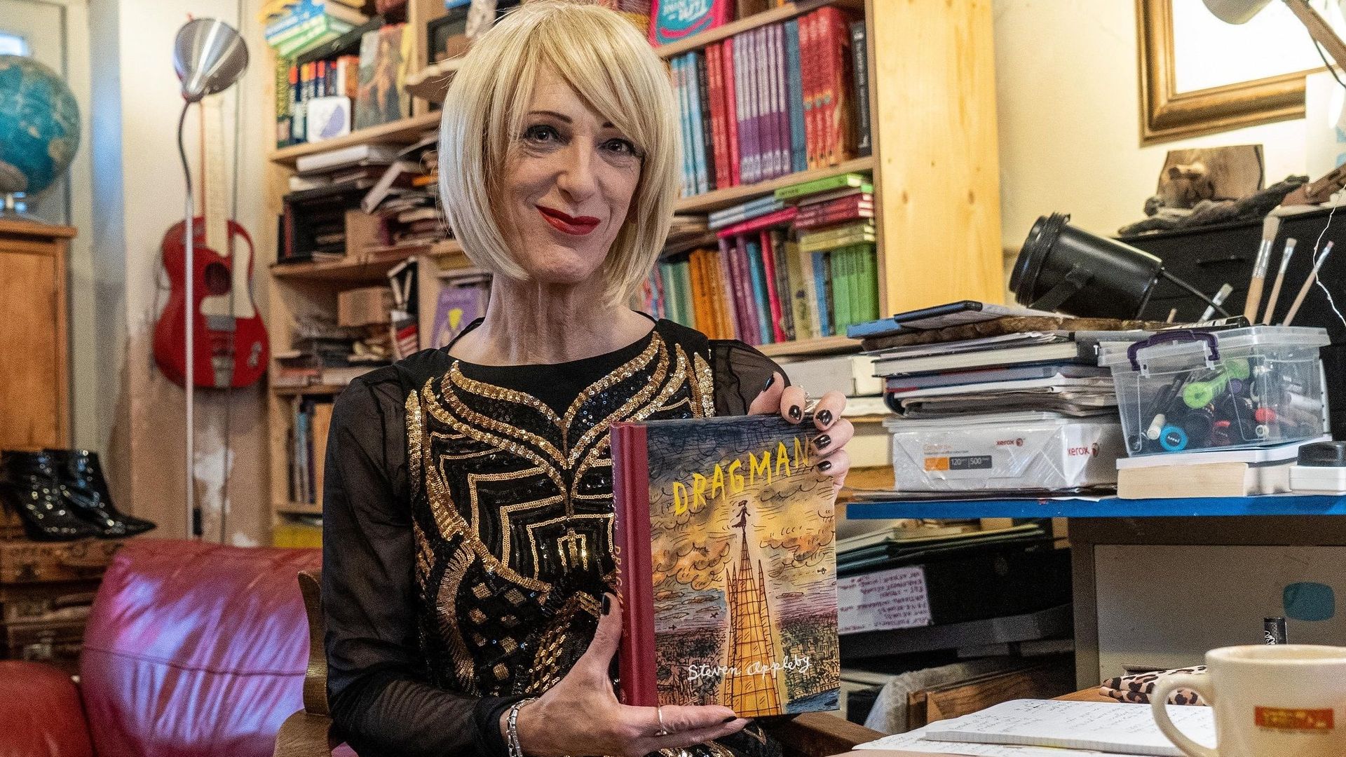 Steven Appleby, l'auteur de BD qui met des robes aux superhéros - RTBF ...