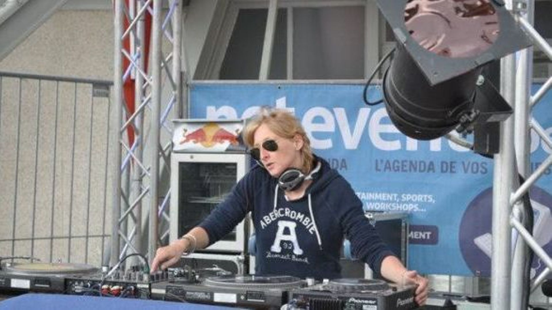 DJ Sand, une DJette polyvalente - RTBF Actus