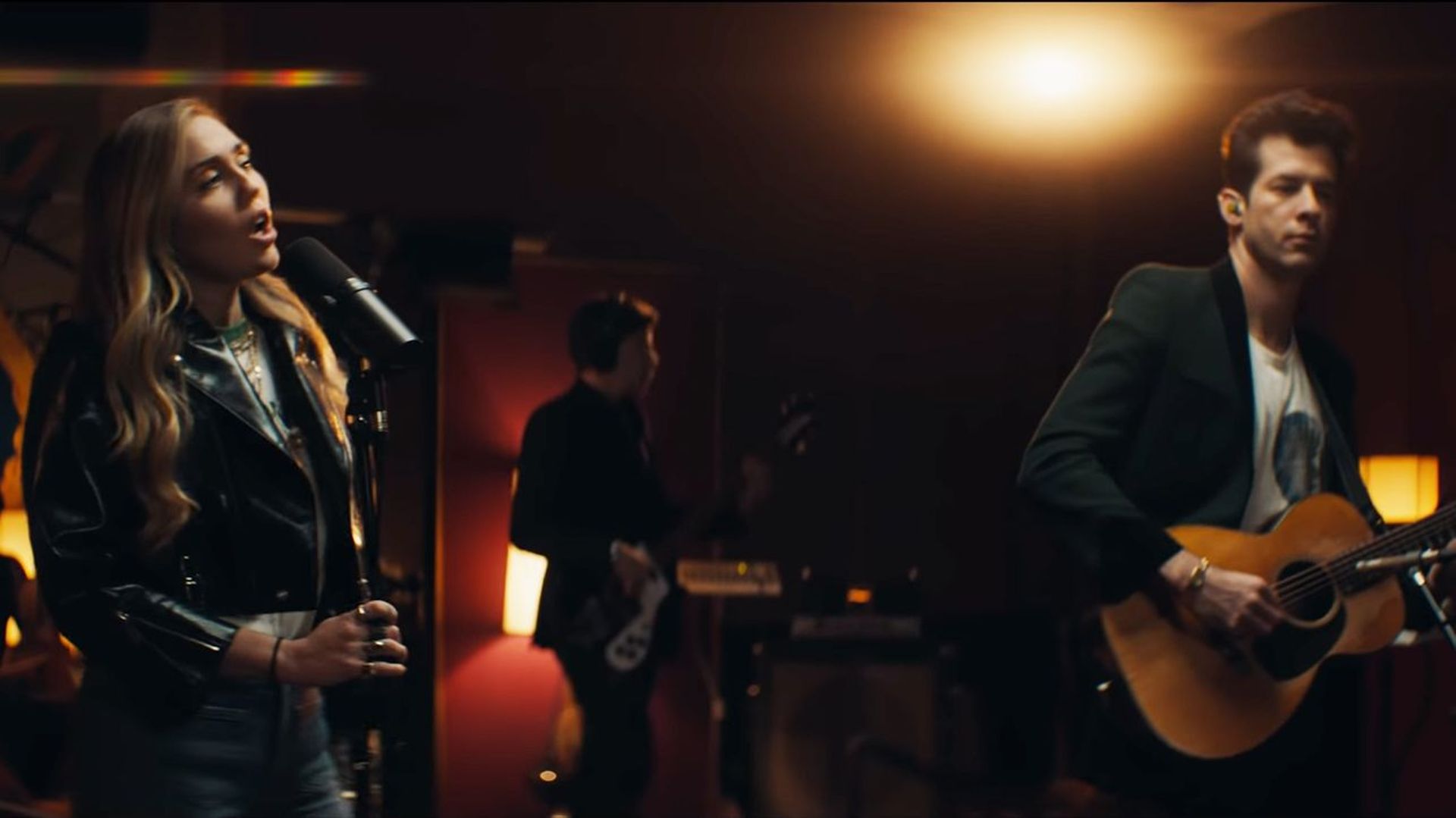 Vidéo live officielle et assez classe pour le hit de Mark Ronson et ...