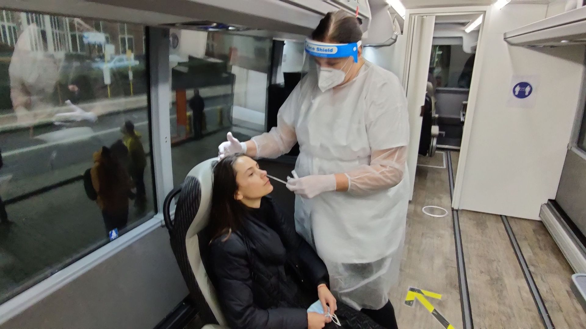 Coronabus : un centre de tests mobile dans un autocar - RTBF Actus