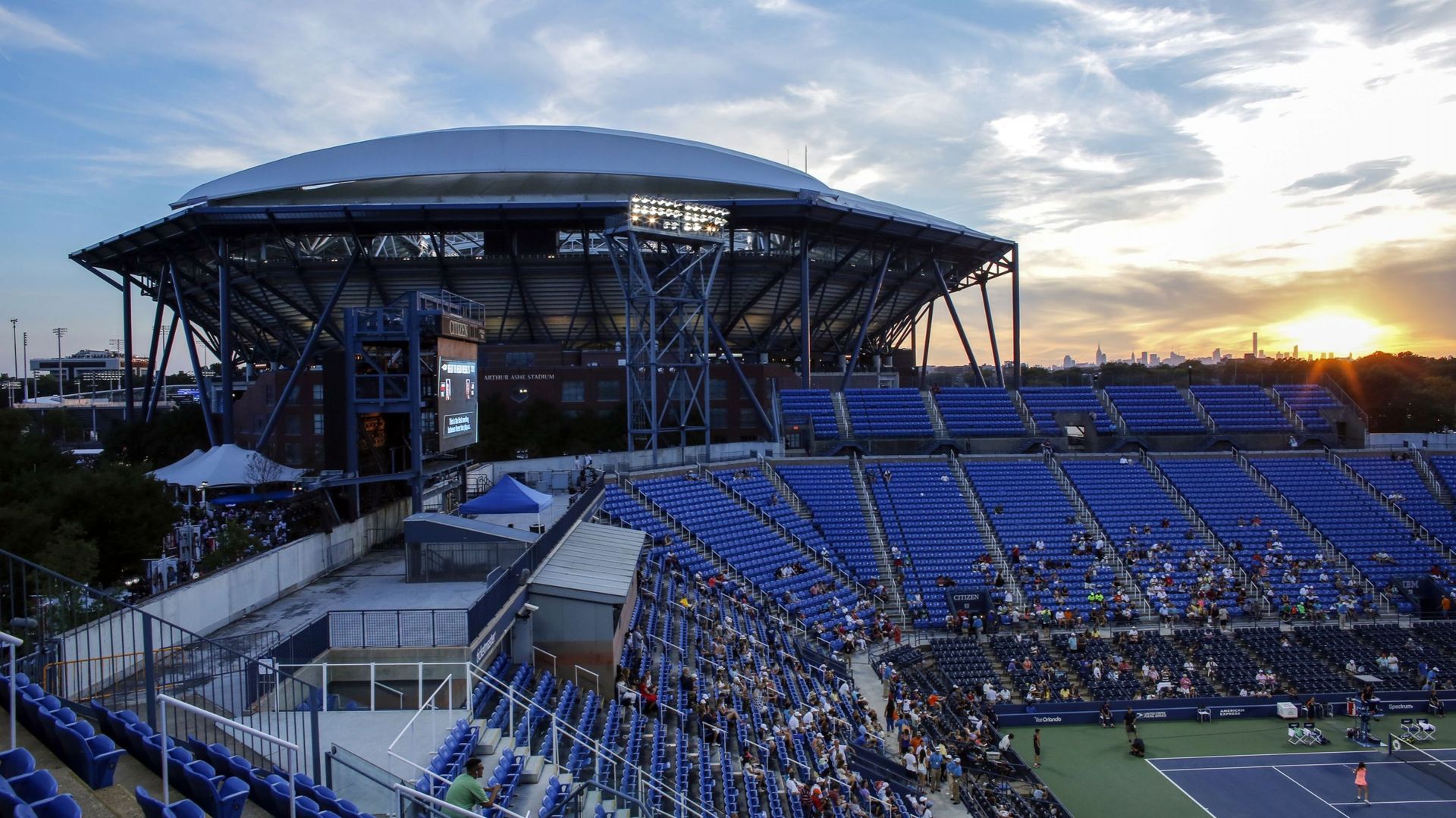 Une partie du complexe de l'US Open à Flushing Meadows aménagée en hôpital