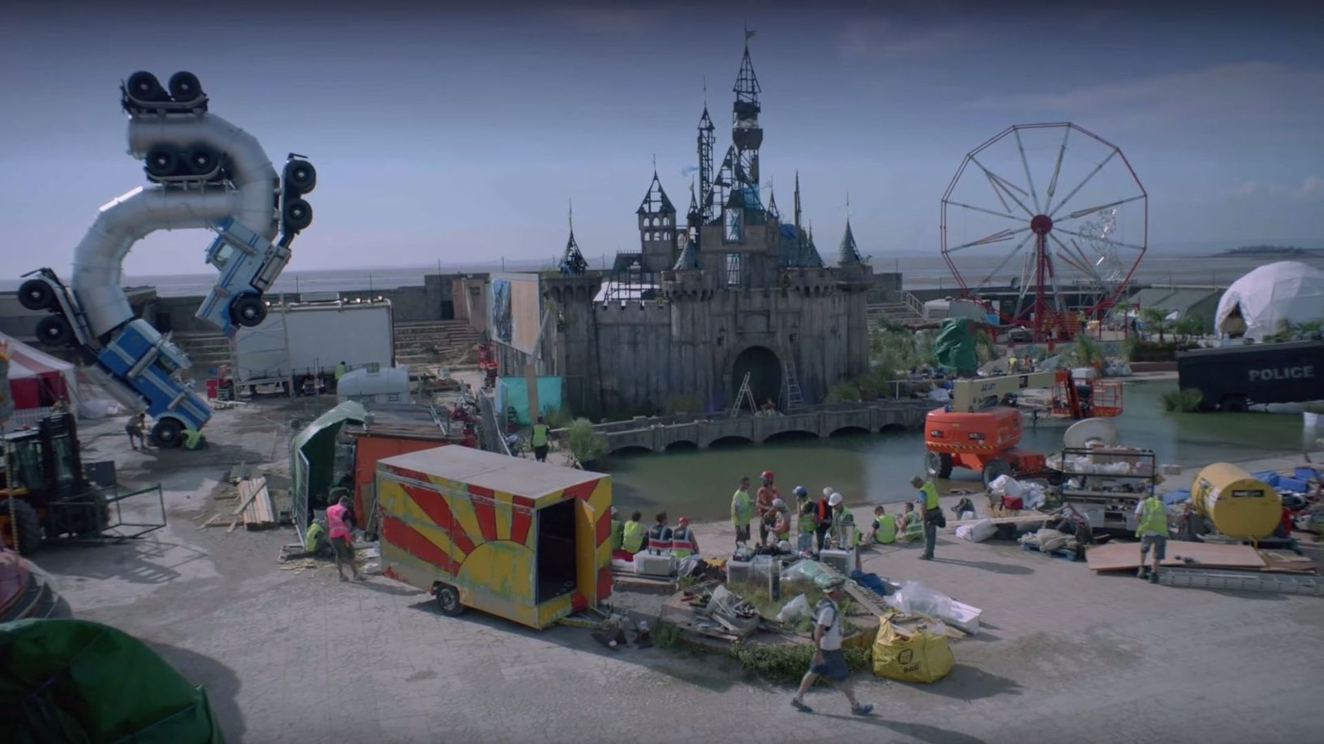 Dismaland, le parc d'attractions de Banksy, se dévoile en images - RTBF ...