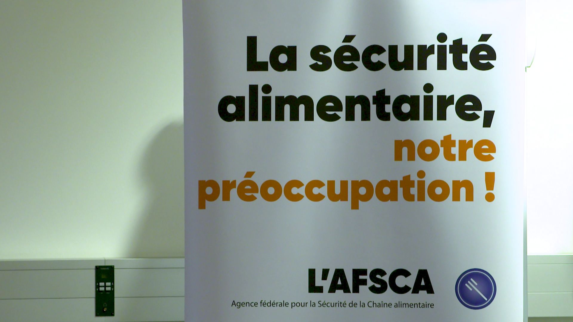 Questions à la Une: pourquoi a-t-on peur de l'AFSCA ? (Vidéo) - RTBF Actus