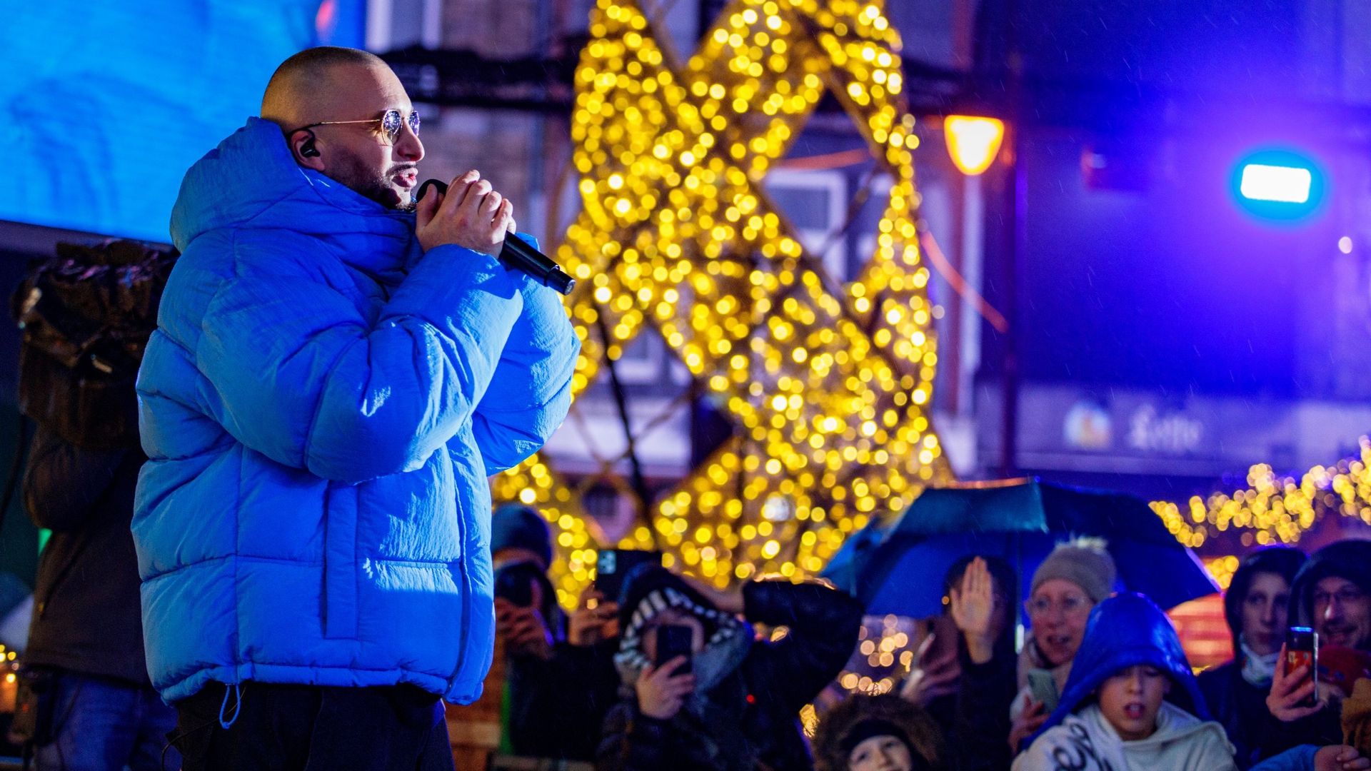 Ben’Do communie avec le public à Viva for Life sur le titre qui l’a ...