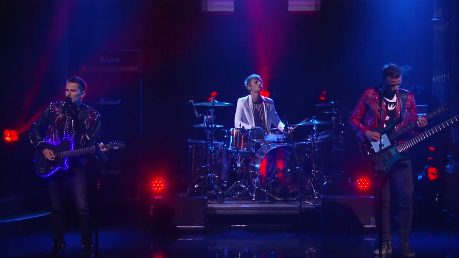 Vidéo: Muse joue 'Dig Down' sur un plateau de télé