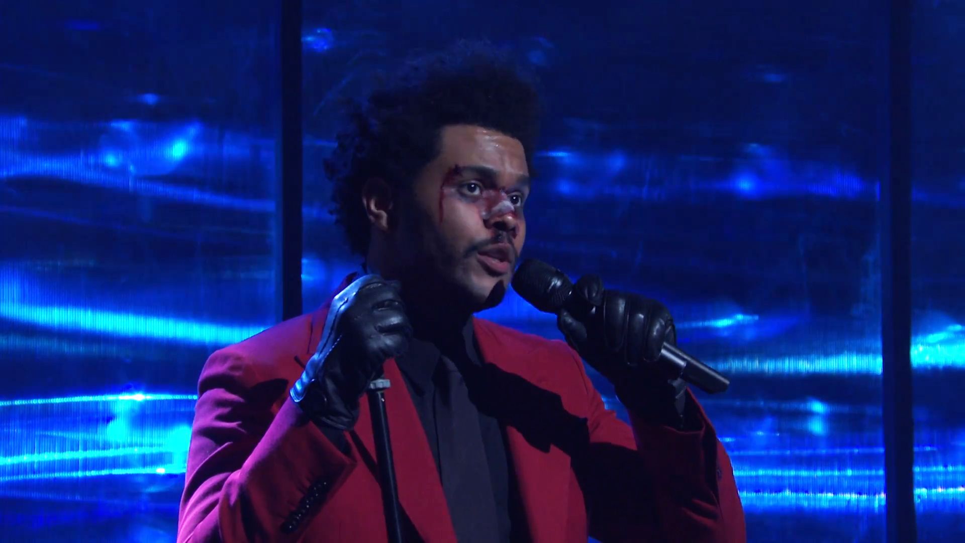The Weeknd présente un inédit dans ses live au SNL - RTBF Actus