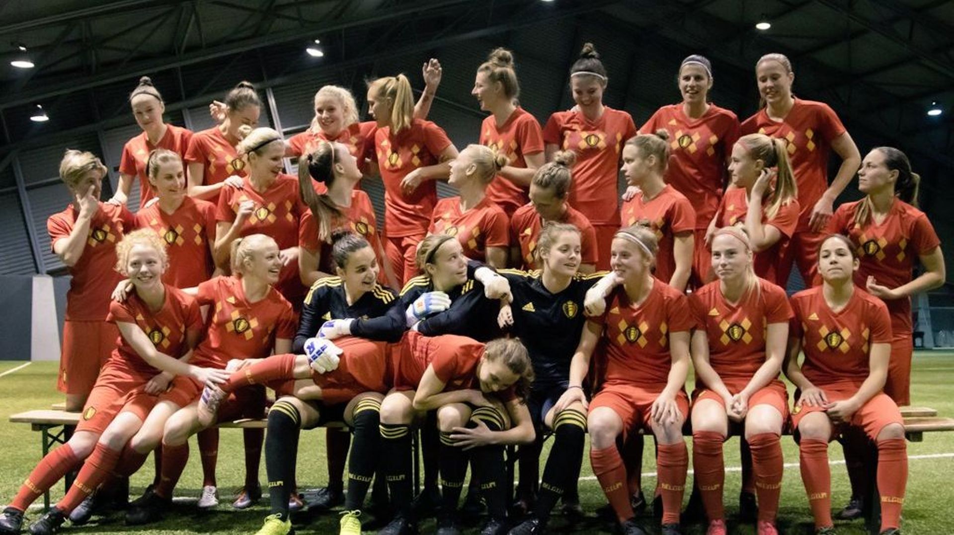 Les Red Flames joueront avec leur propre maillot à partir de 2018 ...