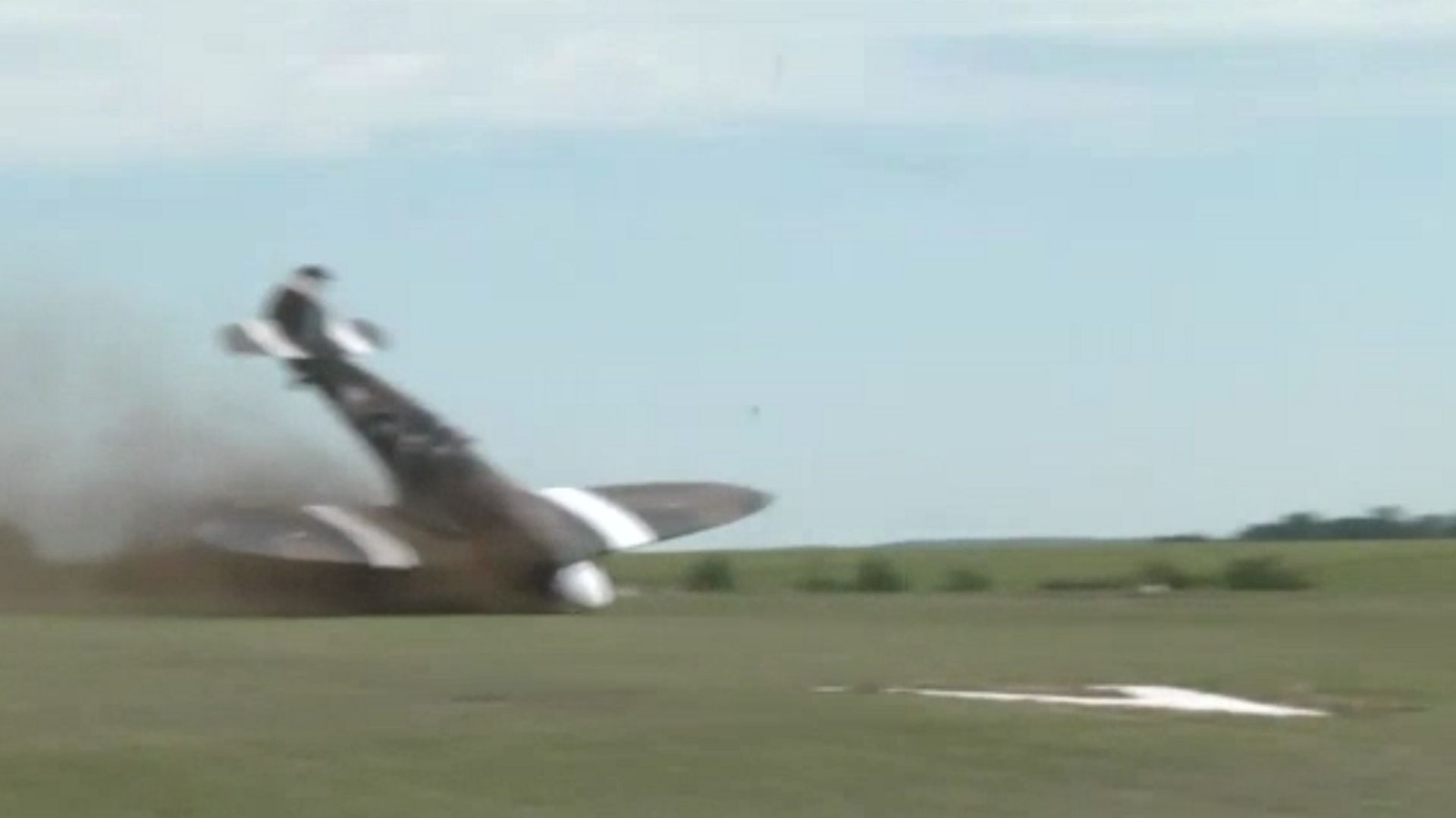Impressionnant accident en France: un avion Spitfire se retourne au ...