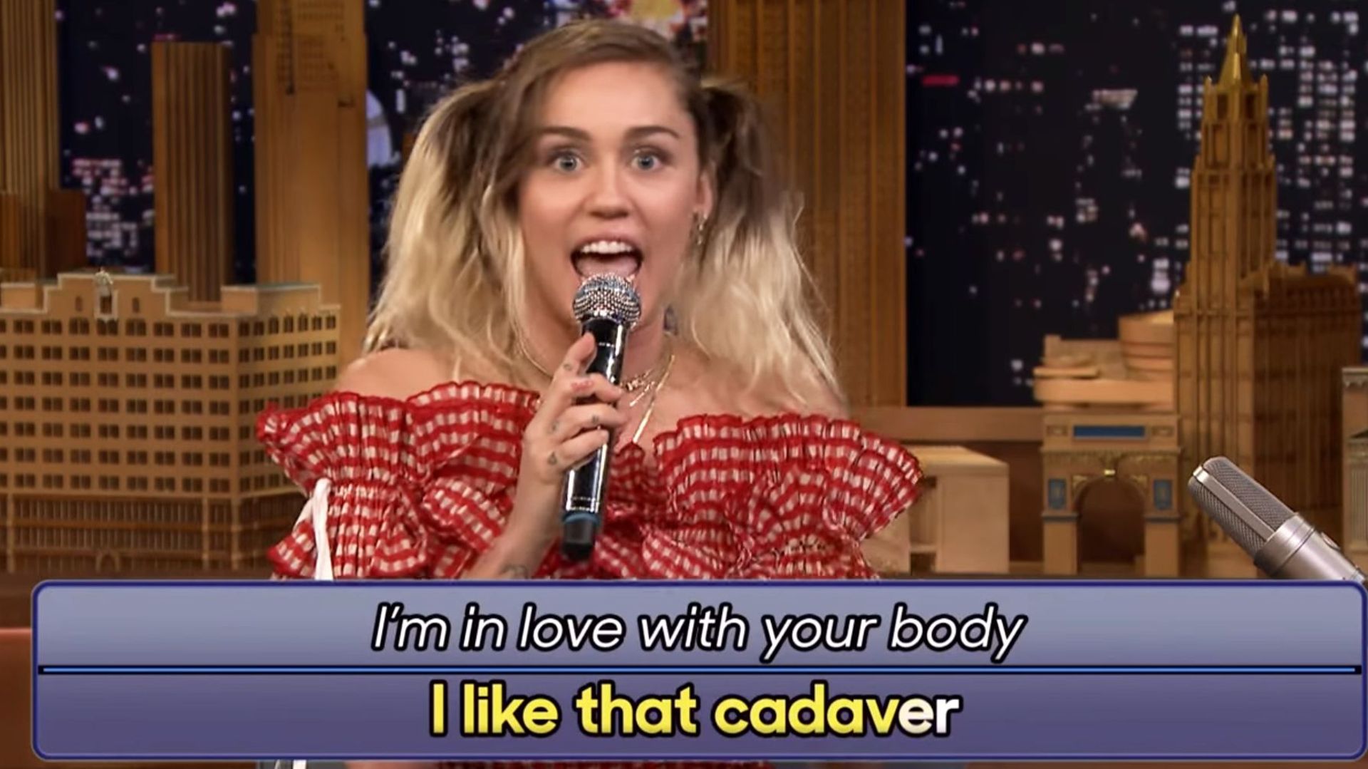 Adele fait une reprise presque joyeuse de son Hello avec des ...