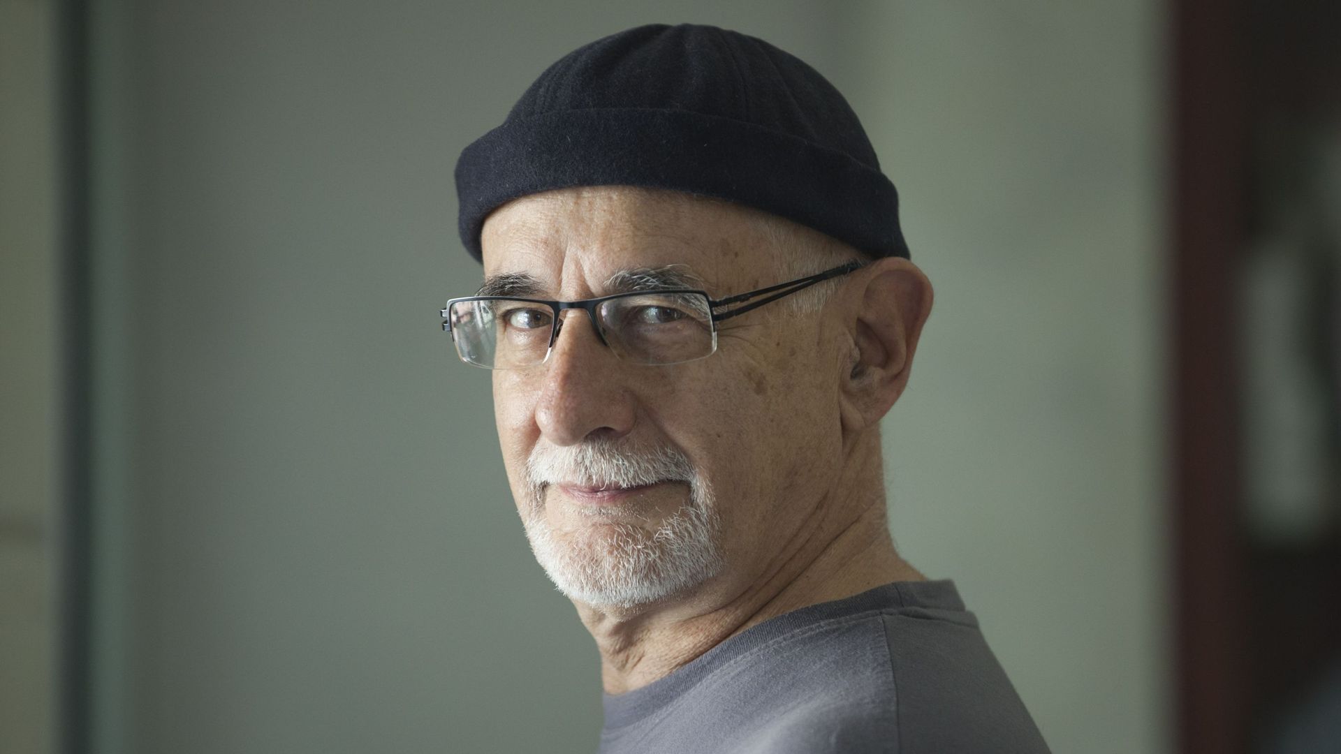 Écrire un drame à quatre mains : le défi littéraire du romancier Ian ...