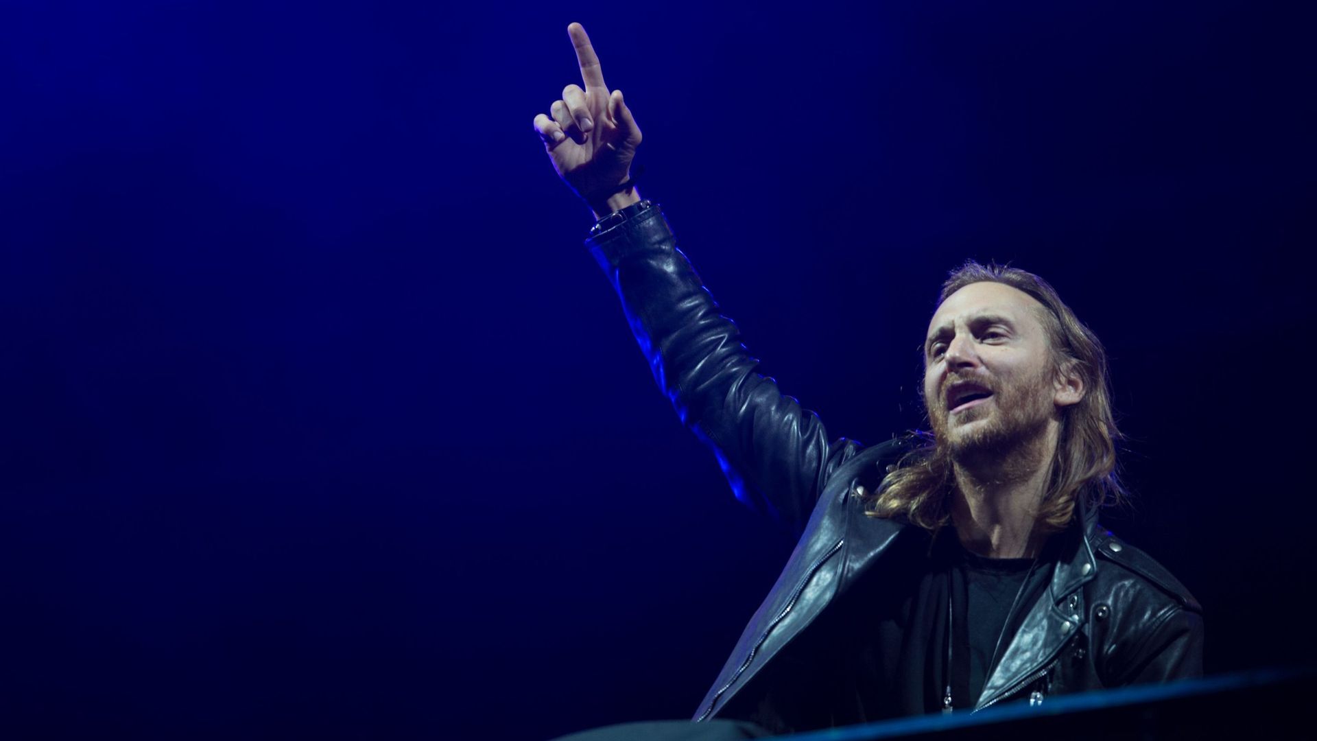 David Guetta présente le clip très coloré de 'Sun Goes Down' - RTBF Actus