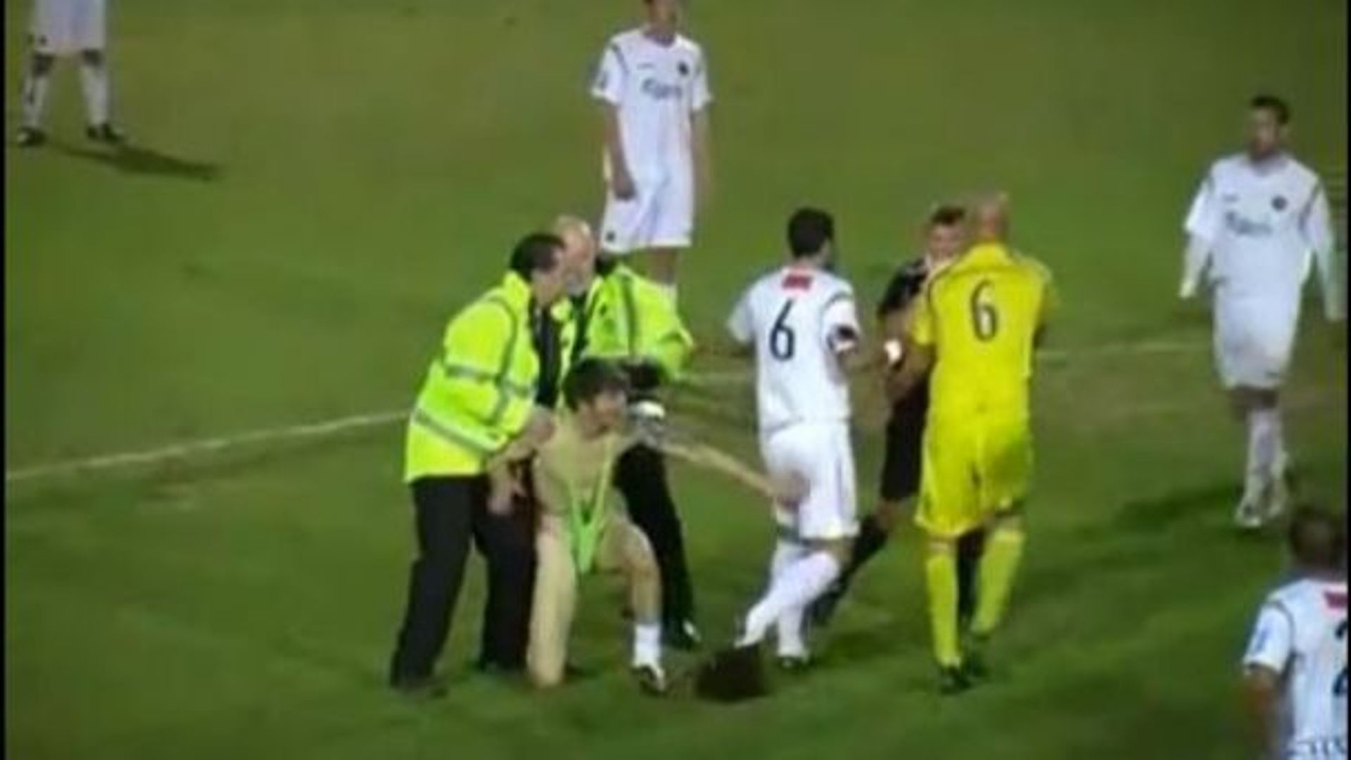 Il tackle 'Borat' et prend la rouge - rtbf.be