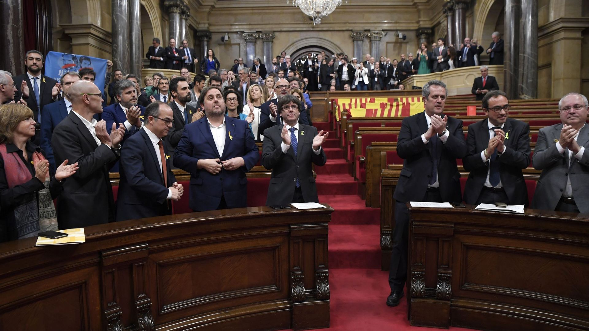 Le parlement catalan adopte une résolution proclamant l'indépendance de ... Le parlement catalan adopte une résolution proclamant l'indépendance de ...