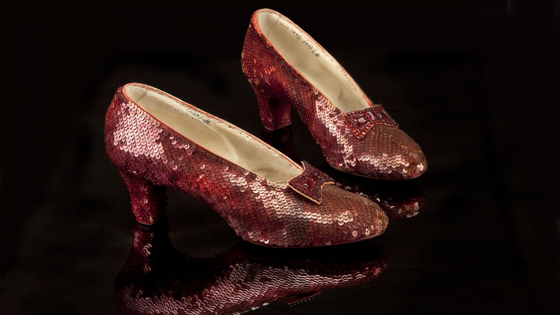 Les chaussures de l'héroïne du Magicien d'Oz retrouvées 13 ans après ...