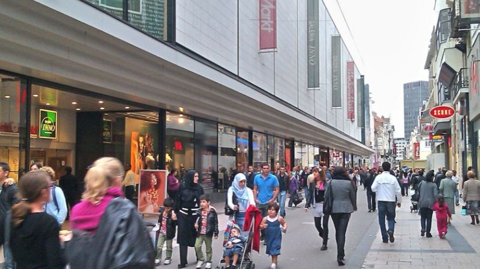 La rue Neuve, artère commerciale la plus fréquentée du pays - RTBF Actus