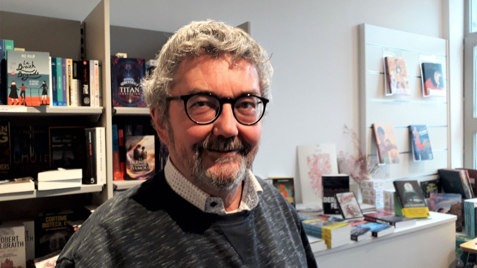 Le poète Philippe Mathy écrit 'Derrière les maisons' - RTBF Actus