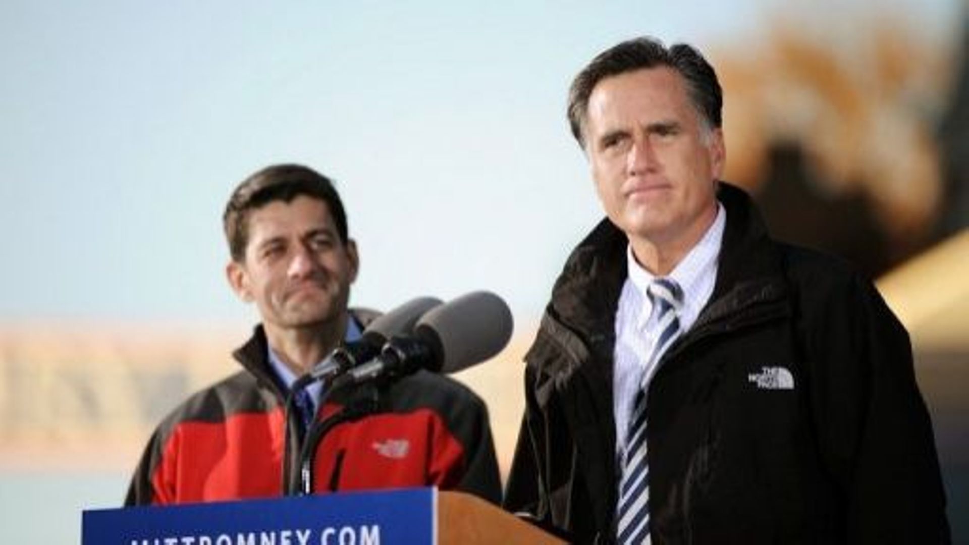 Sur sa lancée, Romney tente de séduire l'électrorat centriste et ...