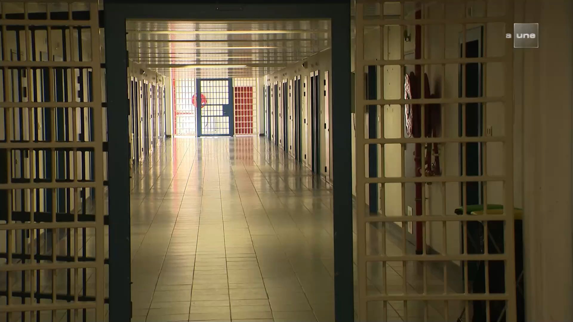 #L’enquête : gardiens agressés et corruption, que se passe-t-il dans nos prisons ? - RTBF Actus