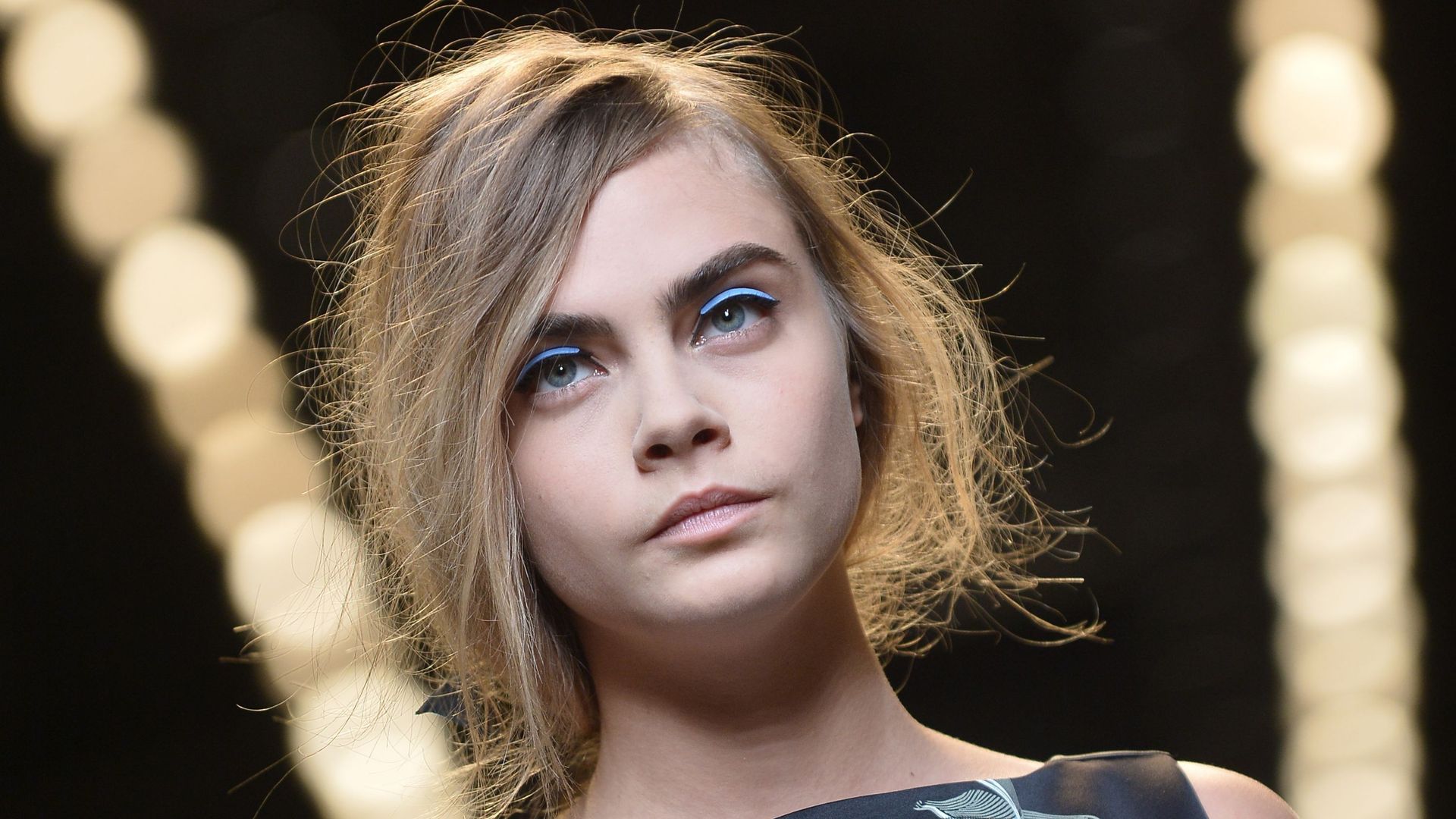 Le top Cara Delevingne en méchante pour Warner Bros et DC Comics ...