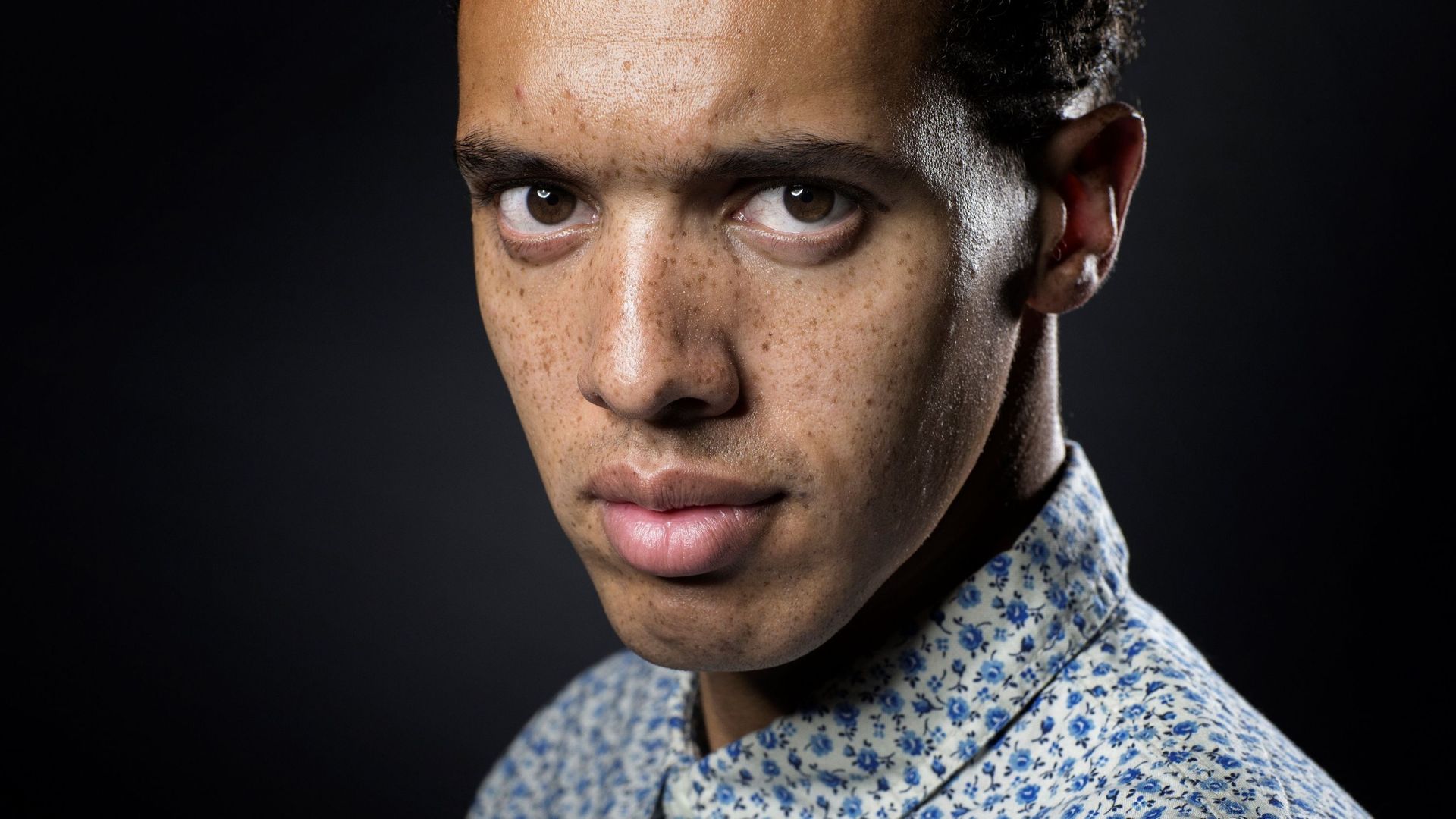 Gaël Faye, succès surprise de la rentrée, revisite une enfance perdue ...