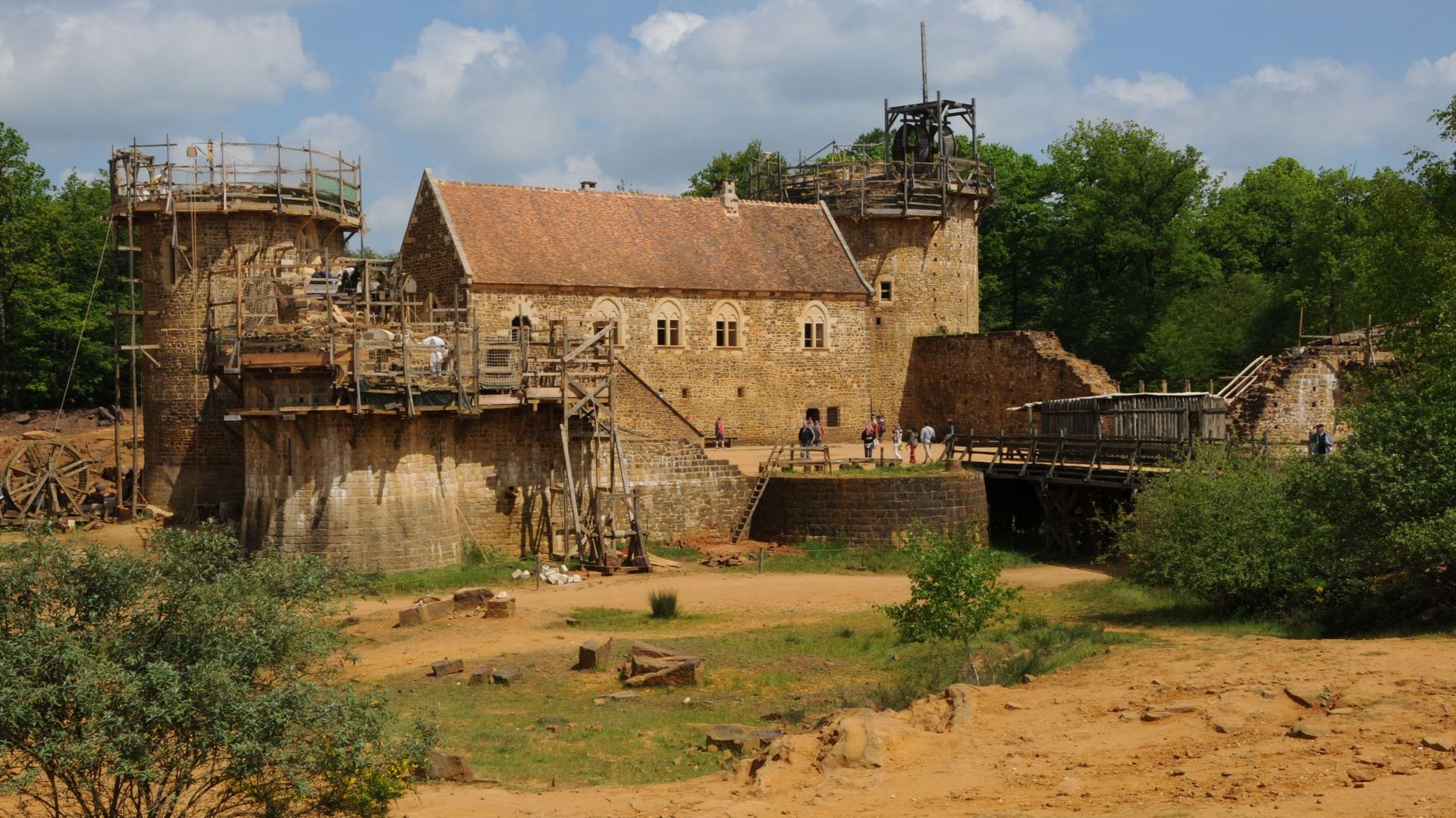 Guédelon, chantier médiéval bloqué au 13e siècle - RTBF Actus