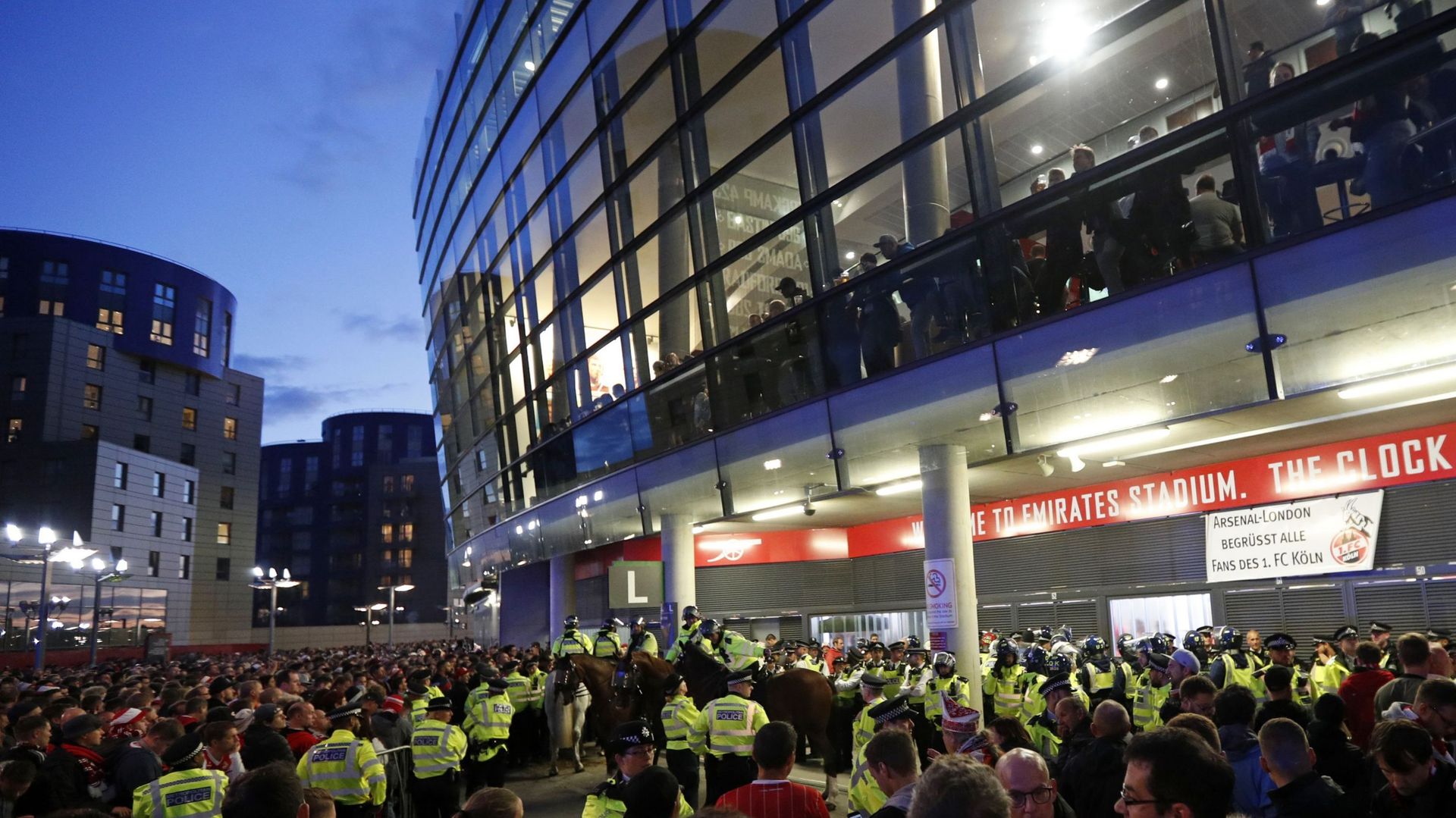 Arsenal-Cologne: chaos, confusion et enquêtes - RTBF Actus